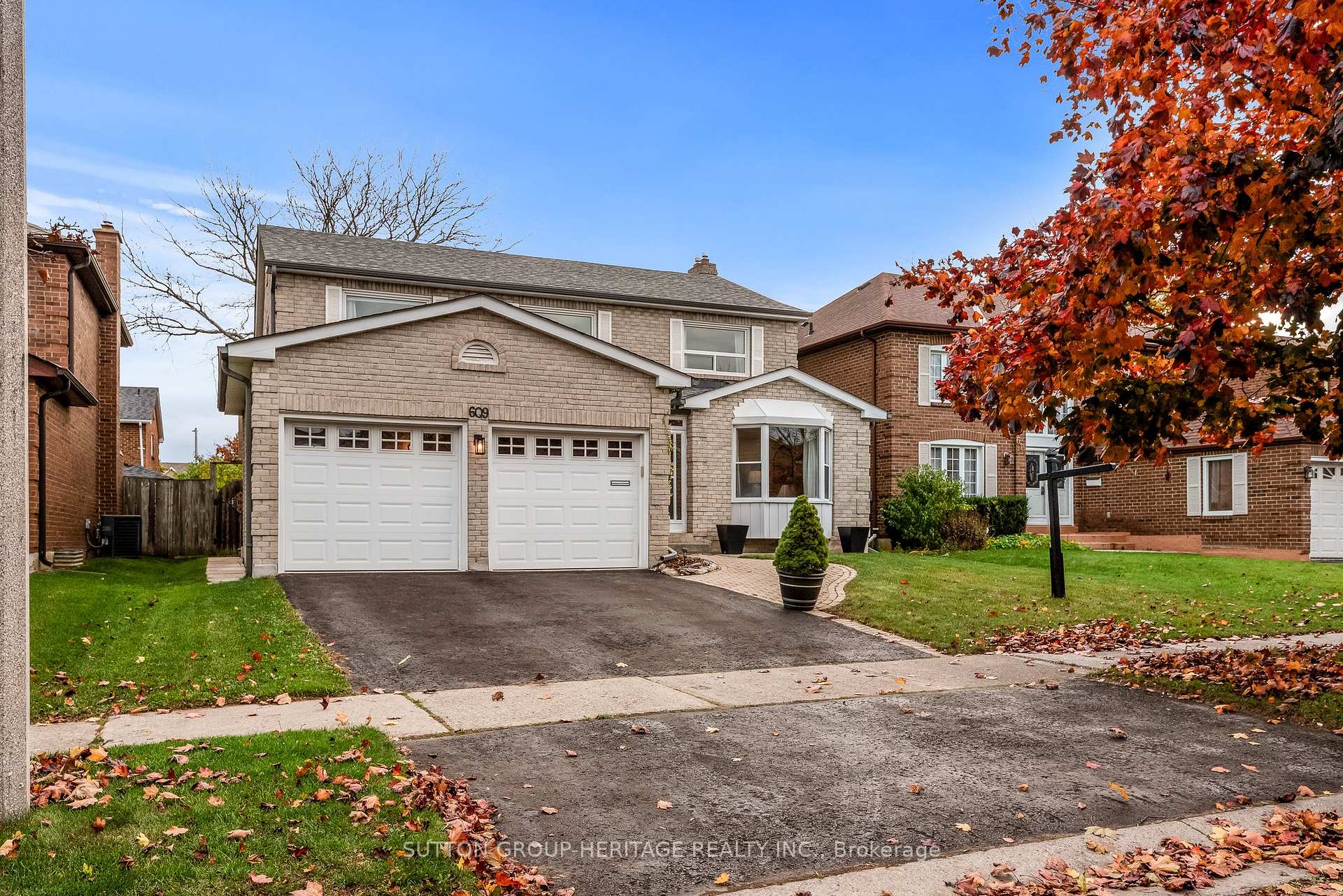 609 Amberwood Crescent, Pickering, ON L1V 3Y6