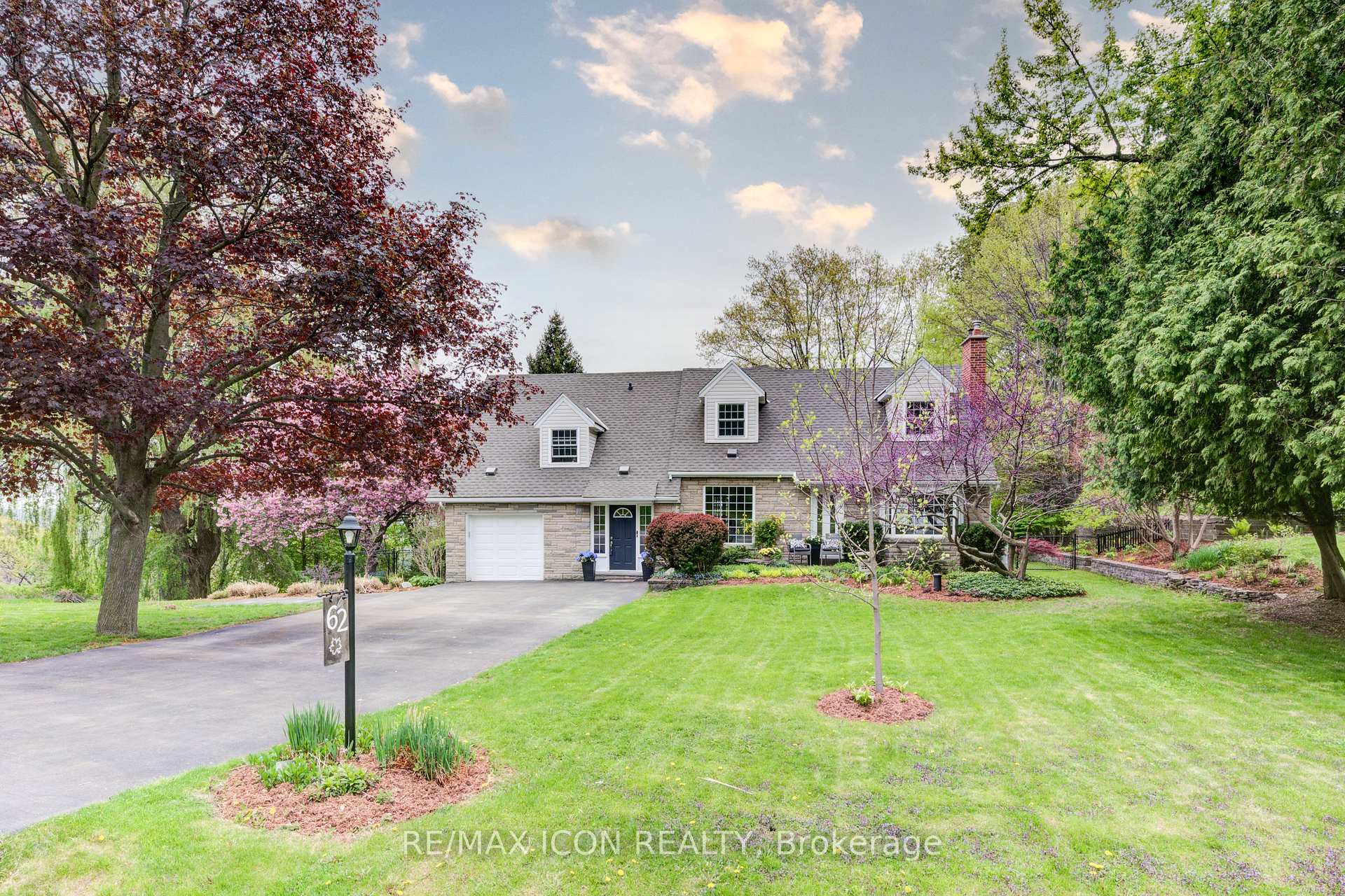 62 Maple Avenue, Hamilton, ON L9H 4W4