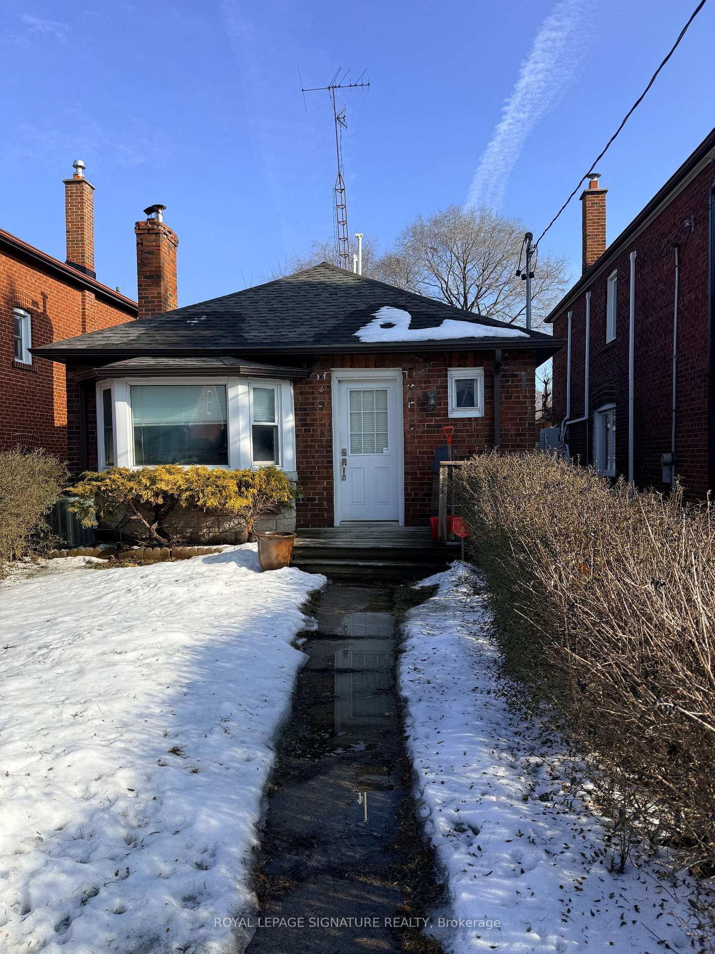 63 Billings Avenue, Toronto, ON M4L 2S3
