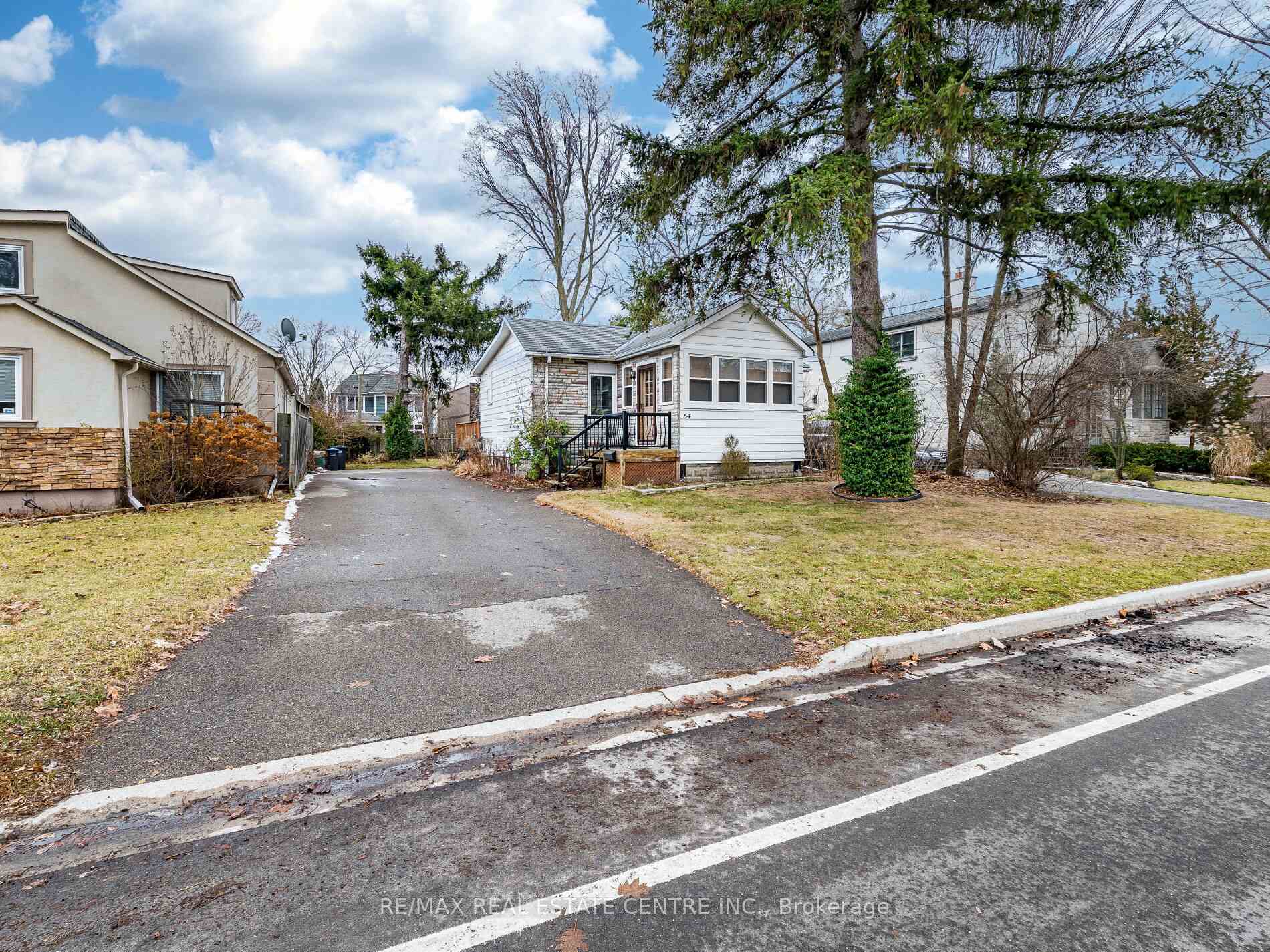 64 Eaglewood Boulevard, Mississauga, ON L5G 1V4