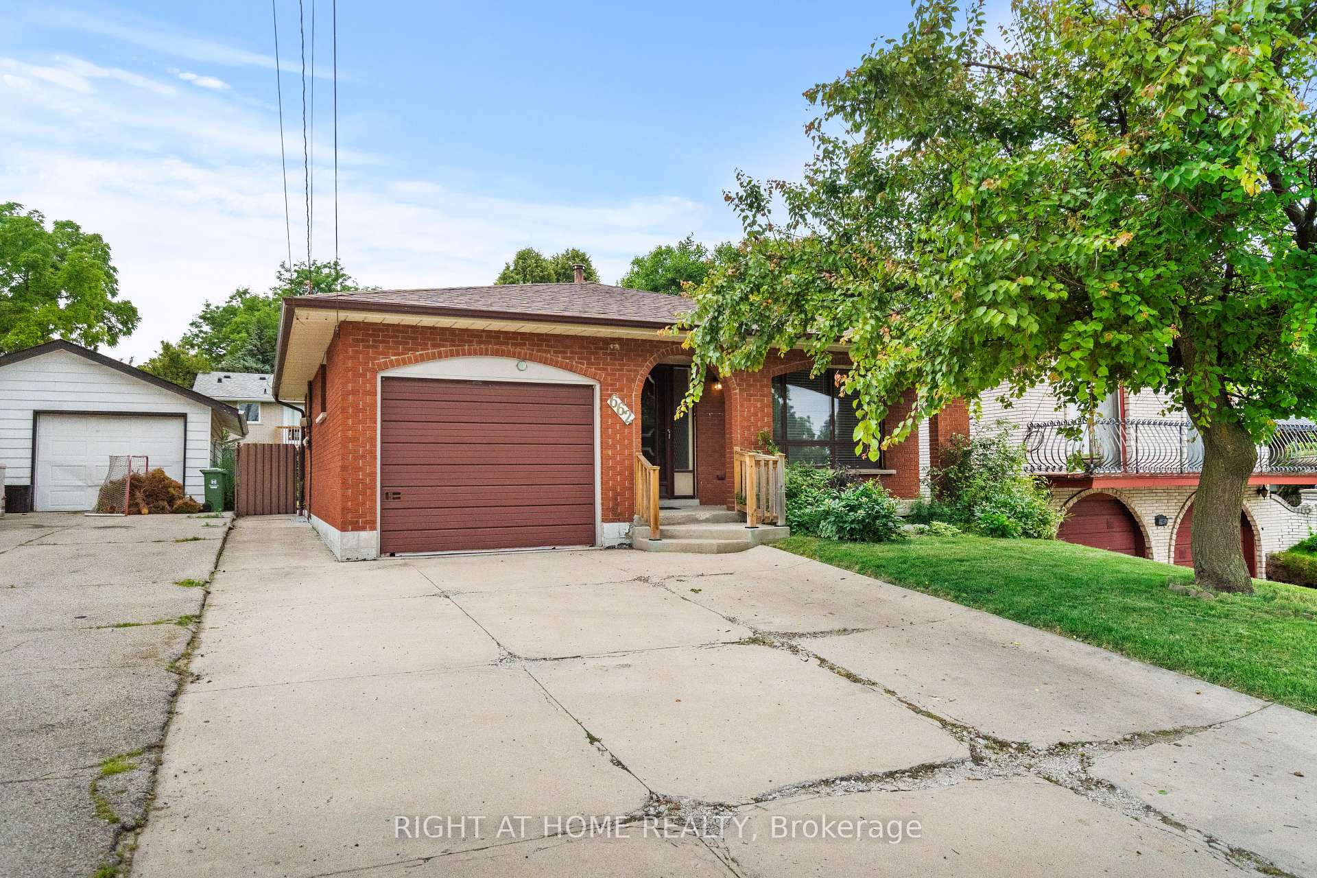 662 West 5th Street, Hamilton, ON L9C 3R2