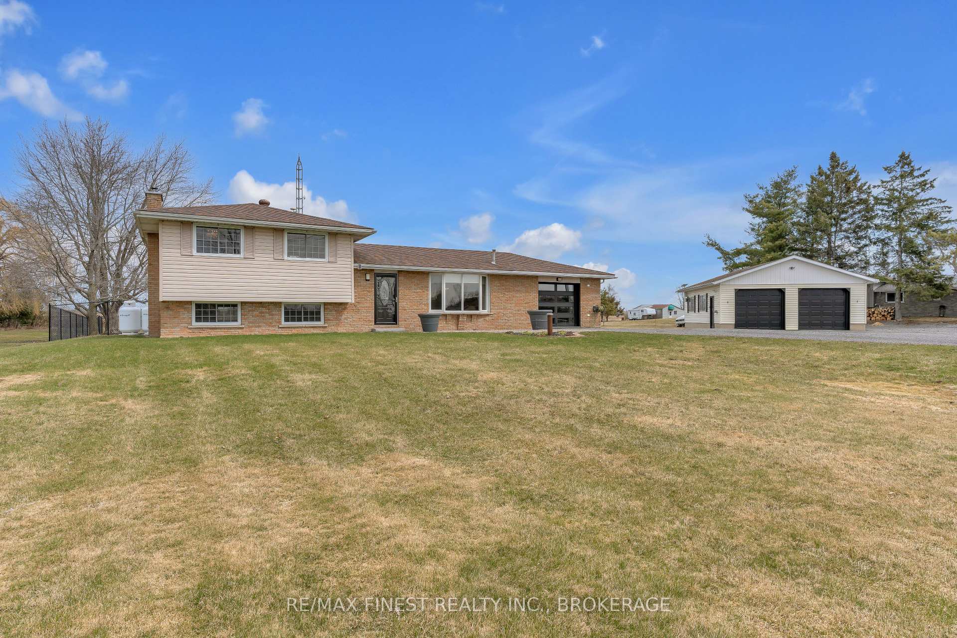 668 Station Road, Gananoque, ON K7G 2V3
