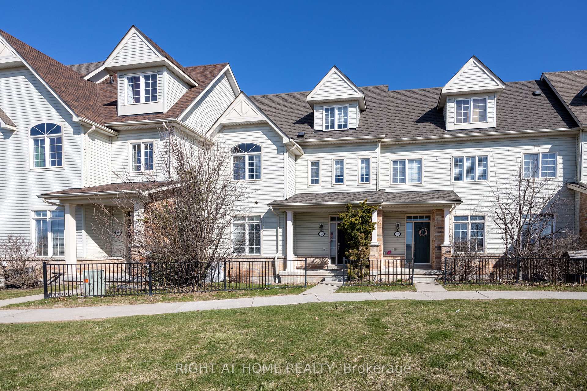 68 Wicker Park Way, Whitby, ON L1R 0C7