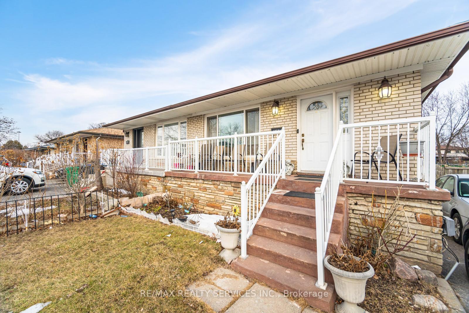 6858 Darcel Avenue, Mississauga, ON L4T 2W5
