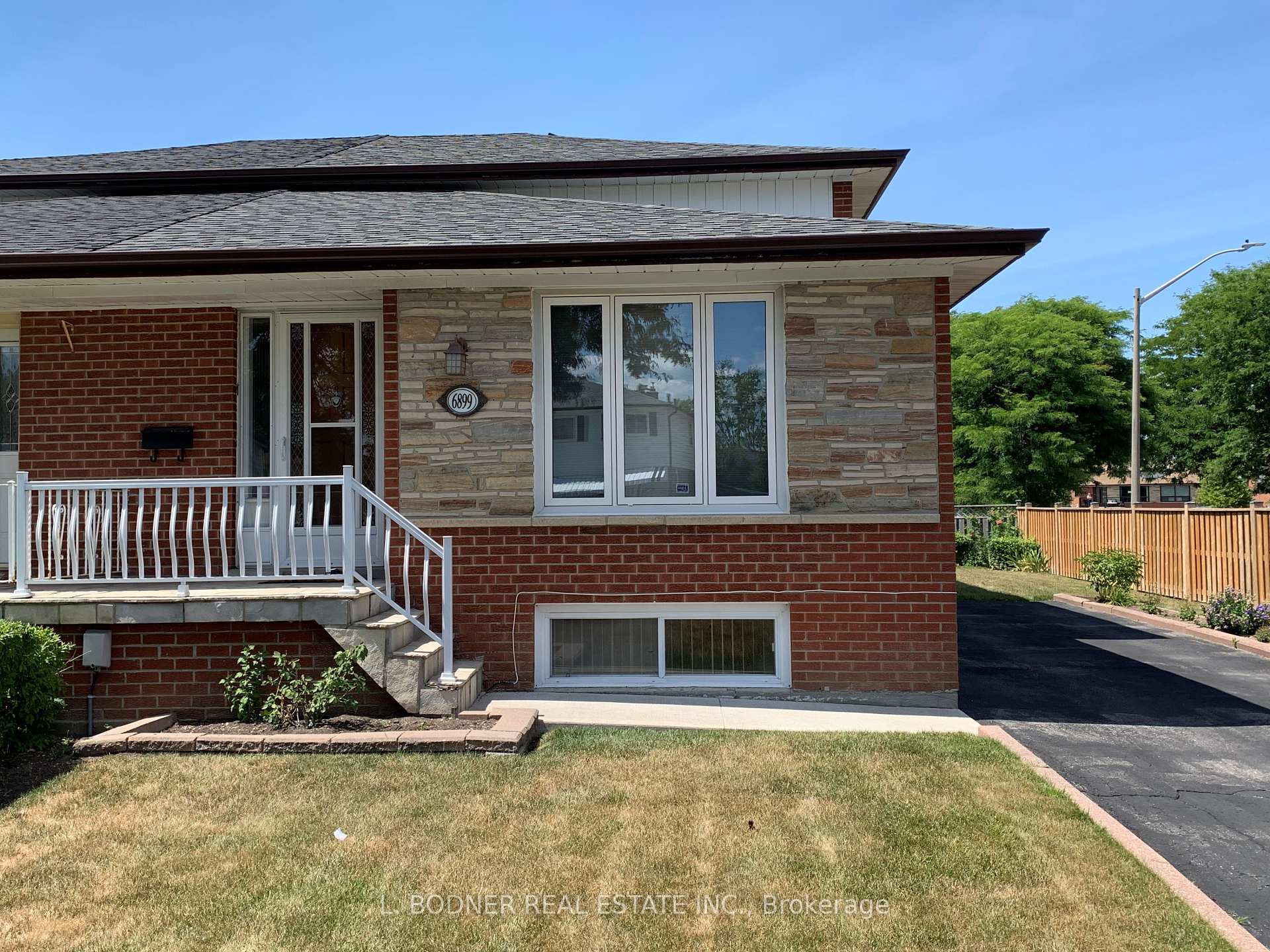 6899 Darcel Avenue, Mississauga, ON L4T 2W7