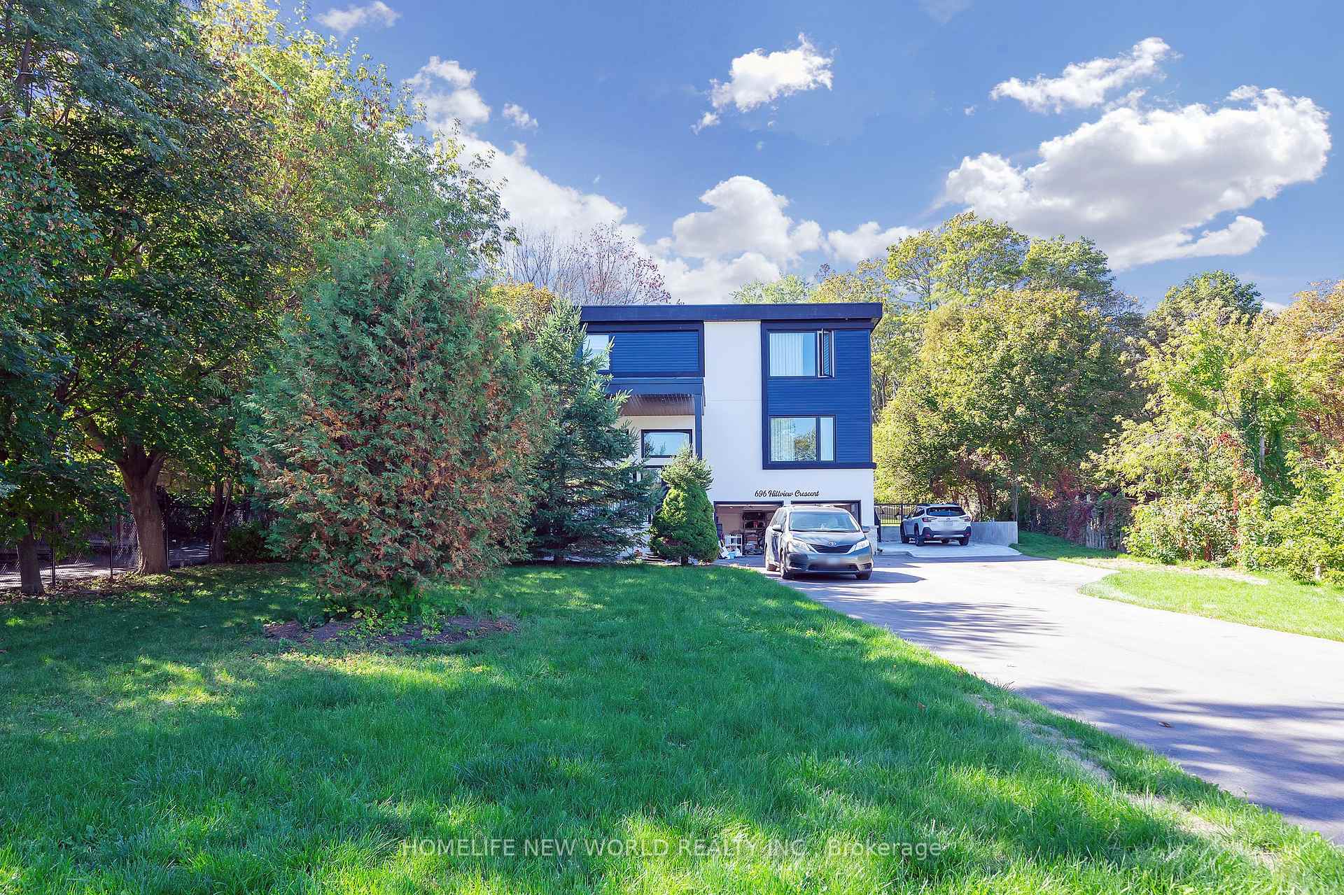 696 Hillview Crescent, Pickering, ON L1W 2R7