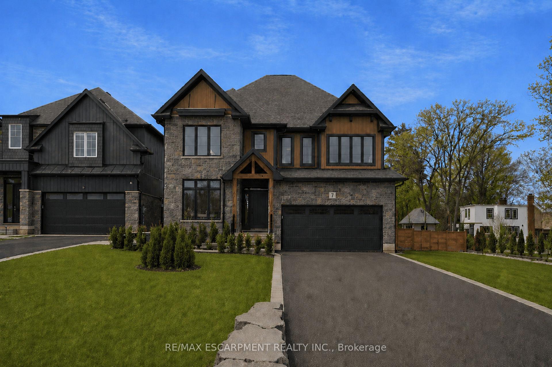 7 Bartlett Avenue, Grimsby, ON L3M 5N7