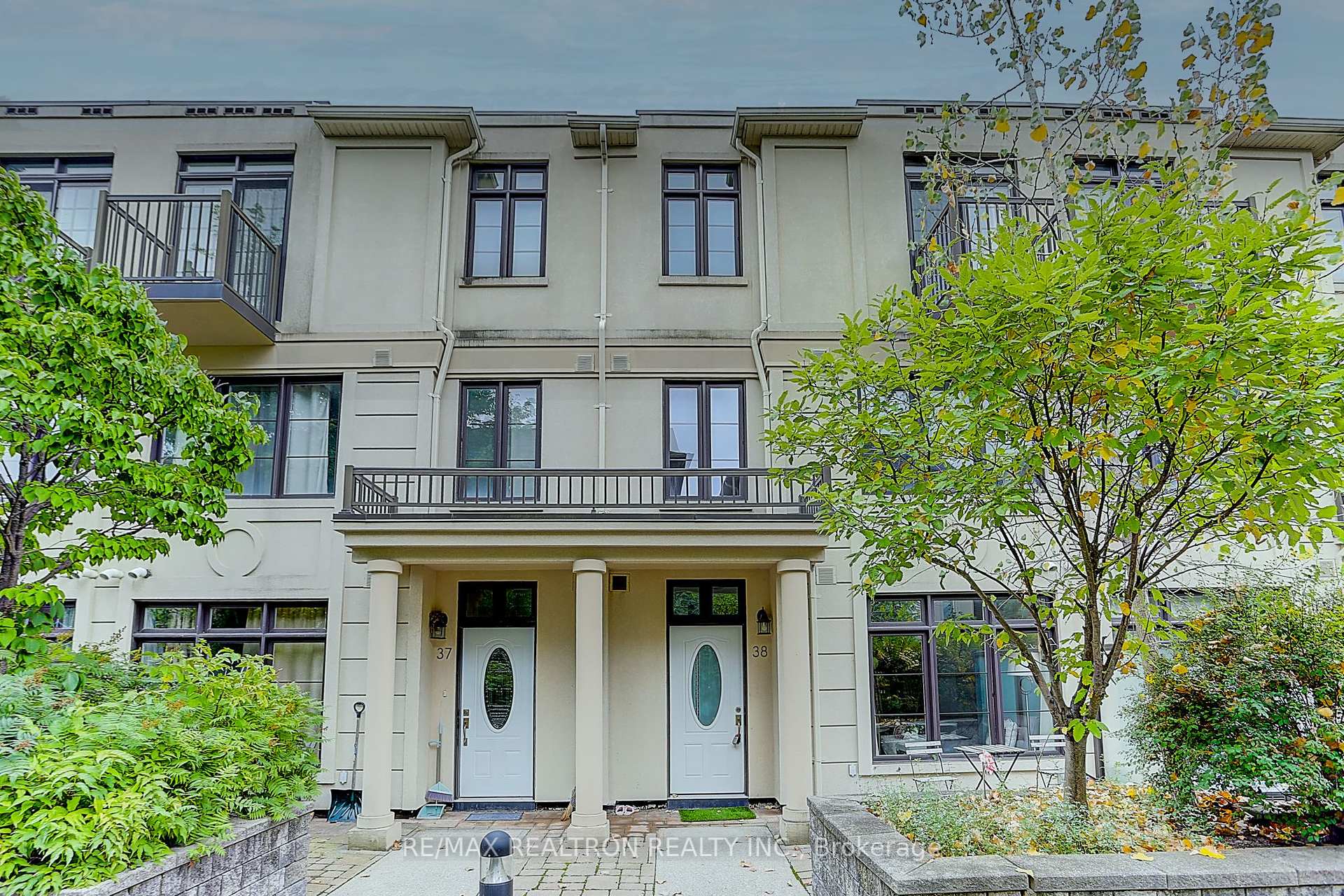 7 Brighton Place, Vaughan, ON L4J 0E3