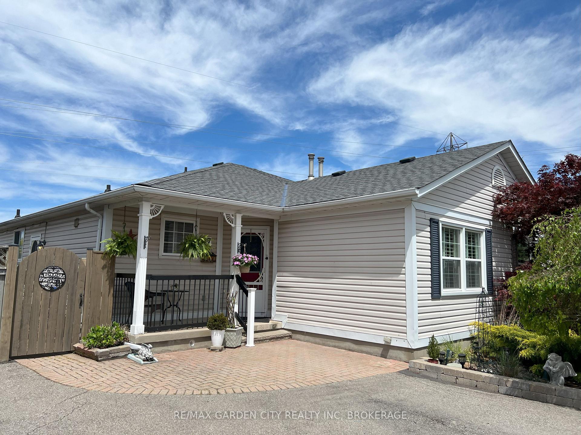 7 Fox Trail Drive, St. Catharines, ON L2S 3T7