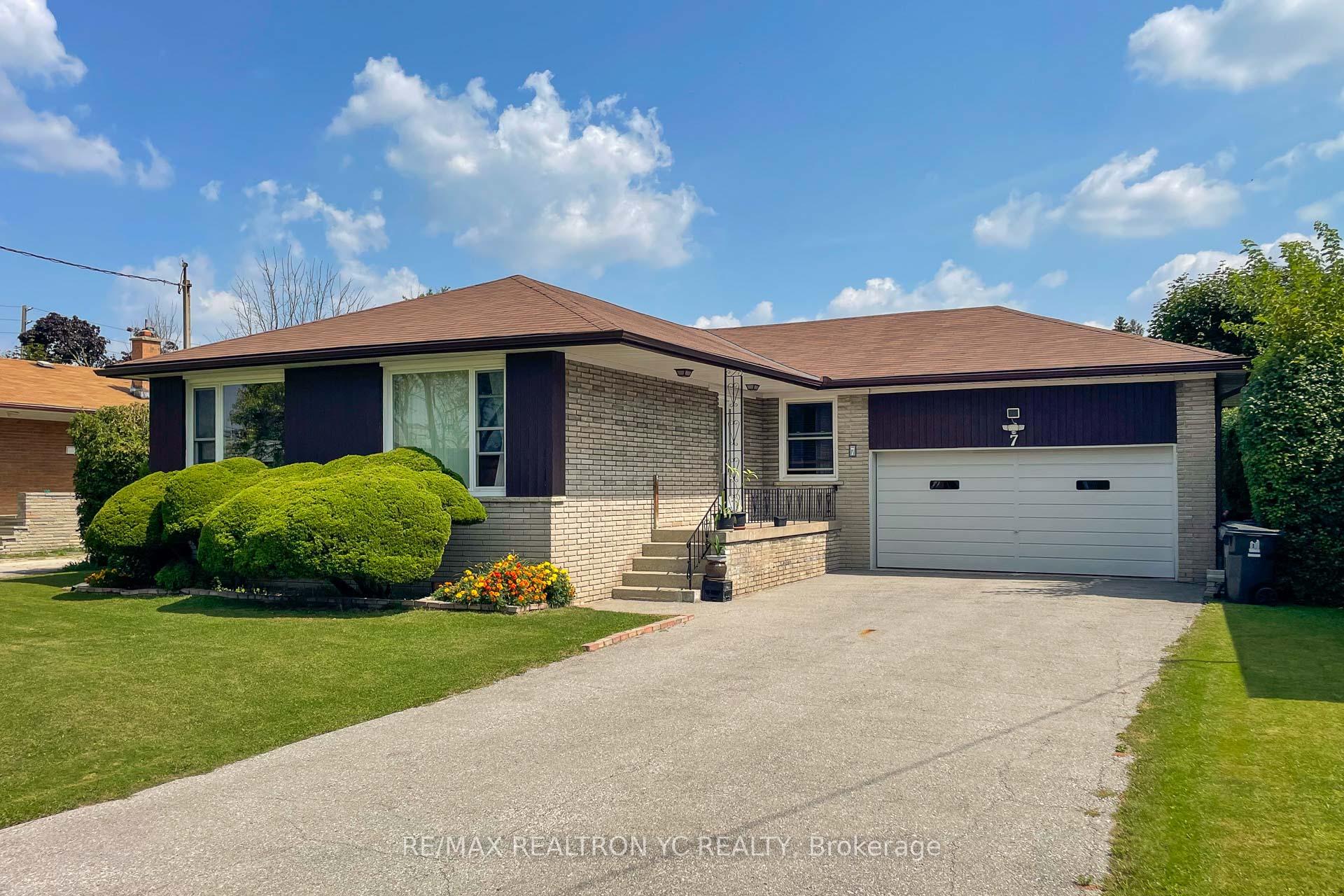 7 Muirkirk Road, Toronto, ON M2R 1W2