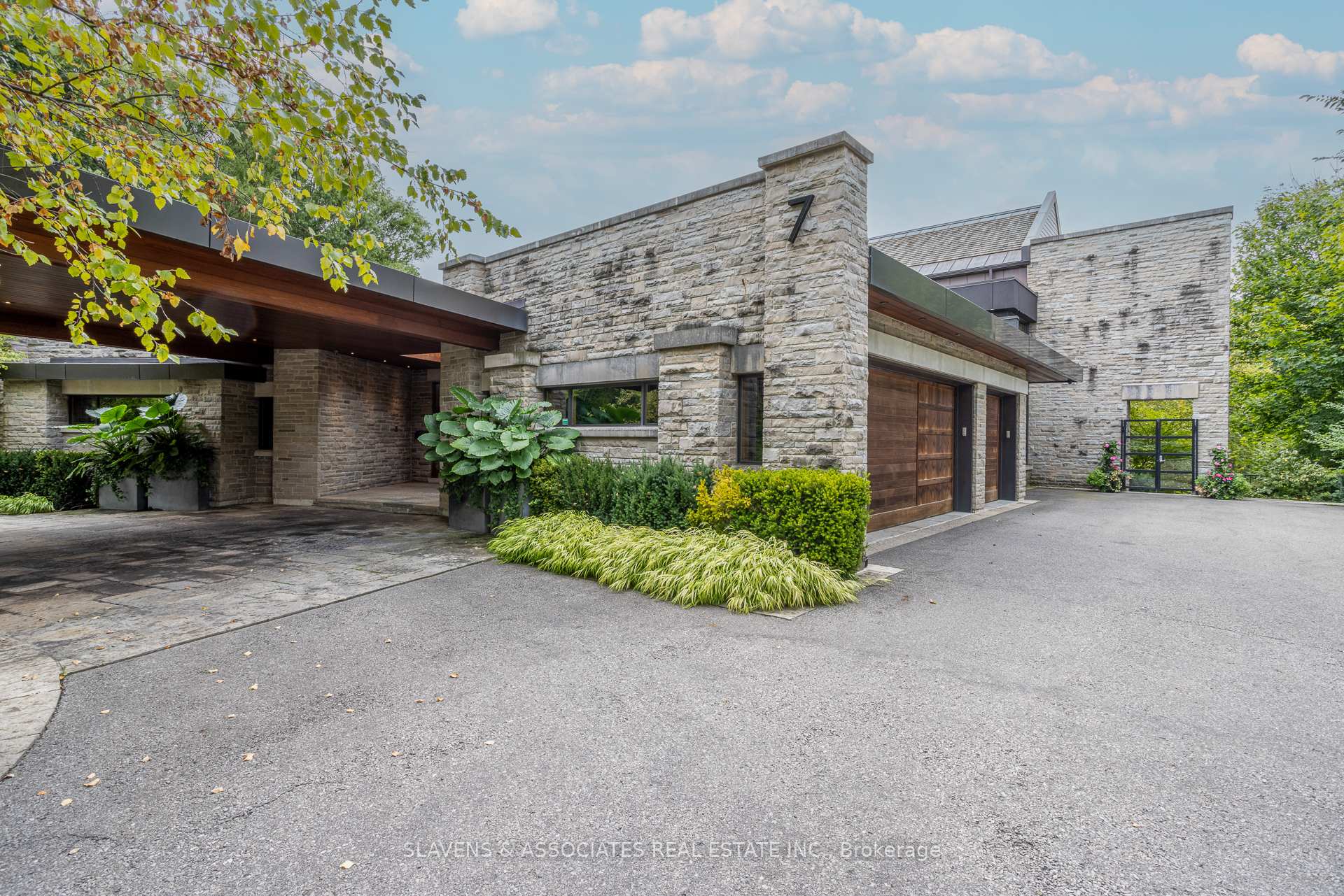 7 Oxbow Road, Toronto, ON M3B 1Z9