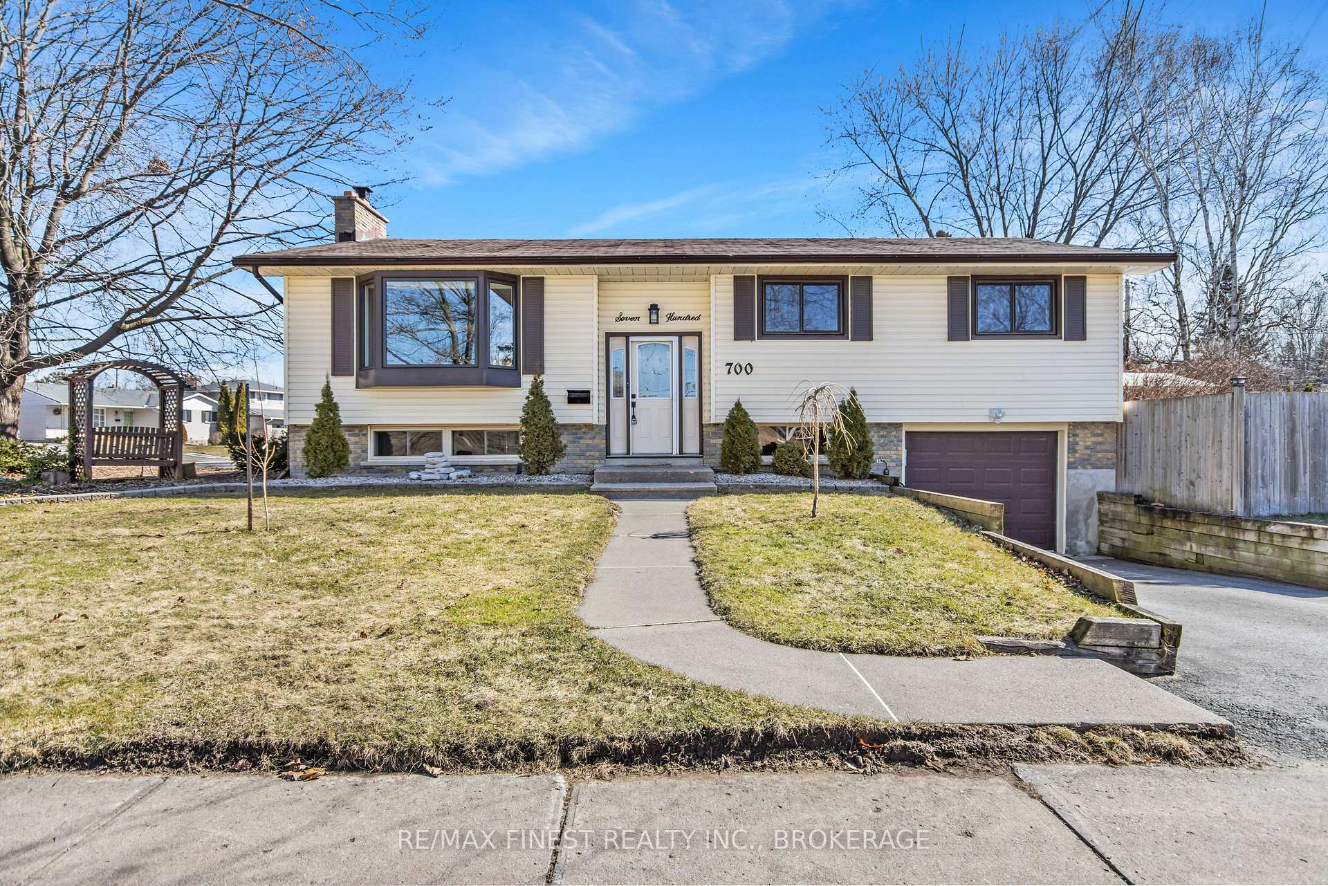 700 LAIDLAW Crescent, Kingston, ON K7M 5M4