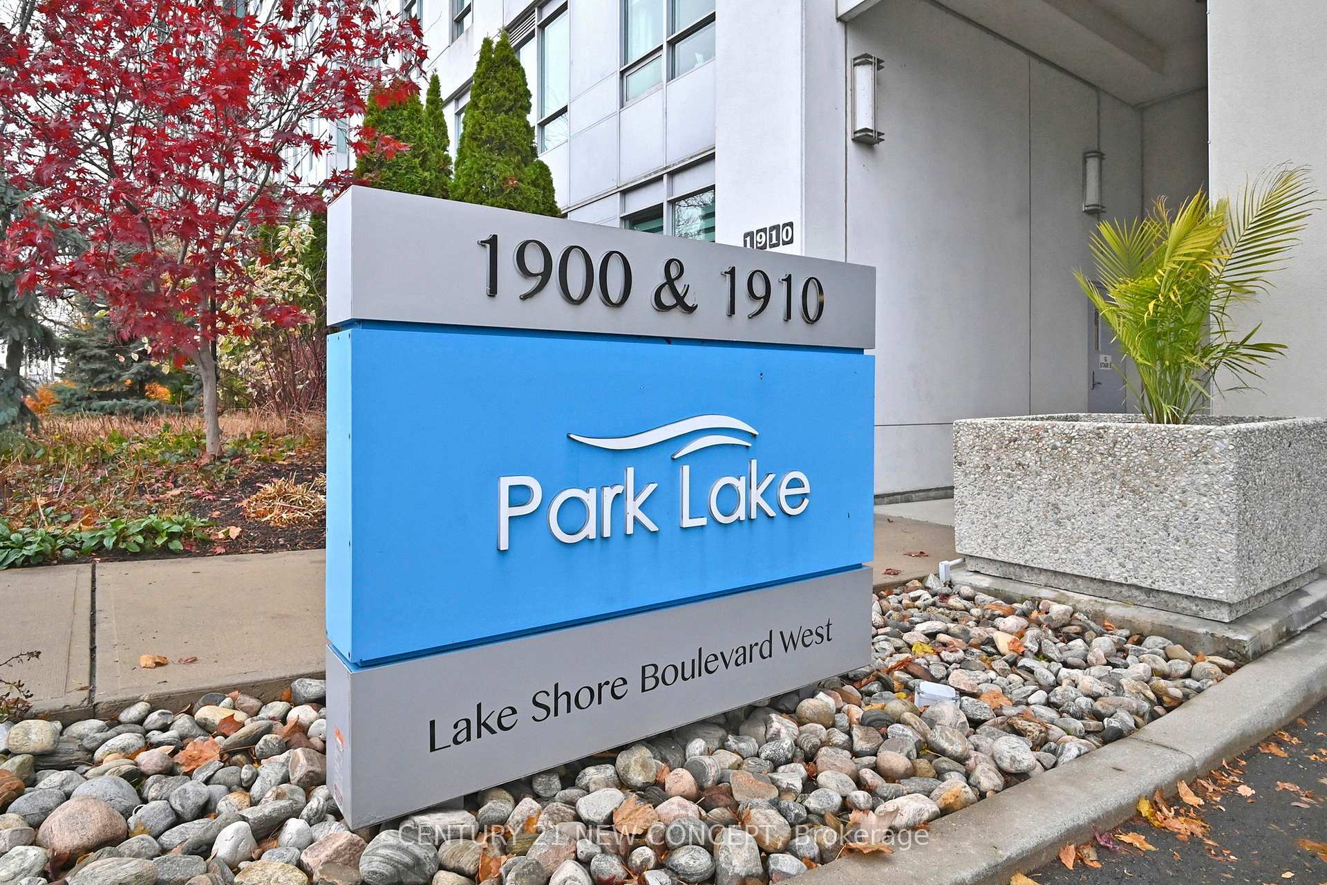 704 - 1900 Lake Shore Boulevard W, Toronto, ON M6S 1A4