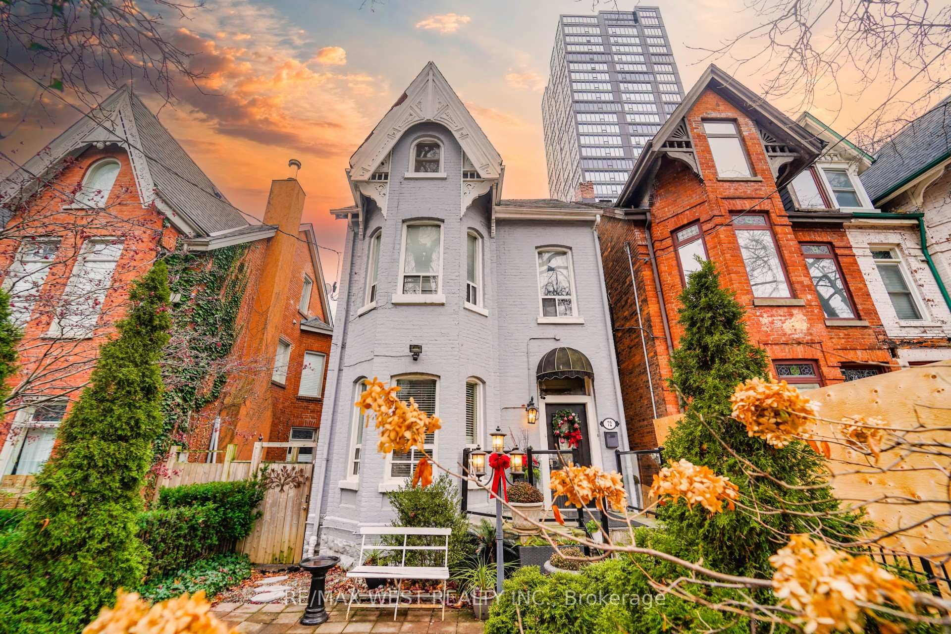 72 Henry Street, Toronto, ON M5T 1X2