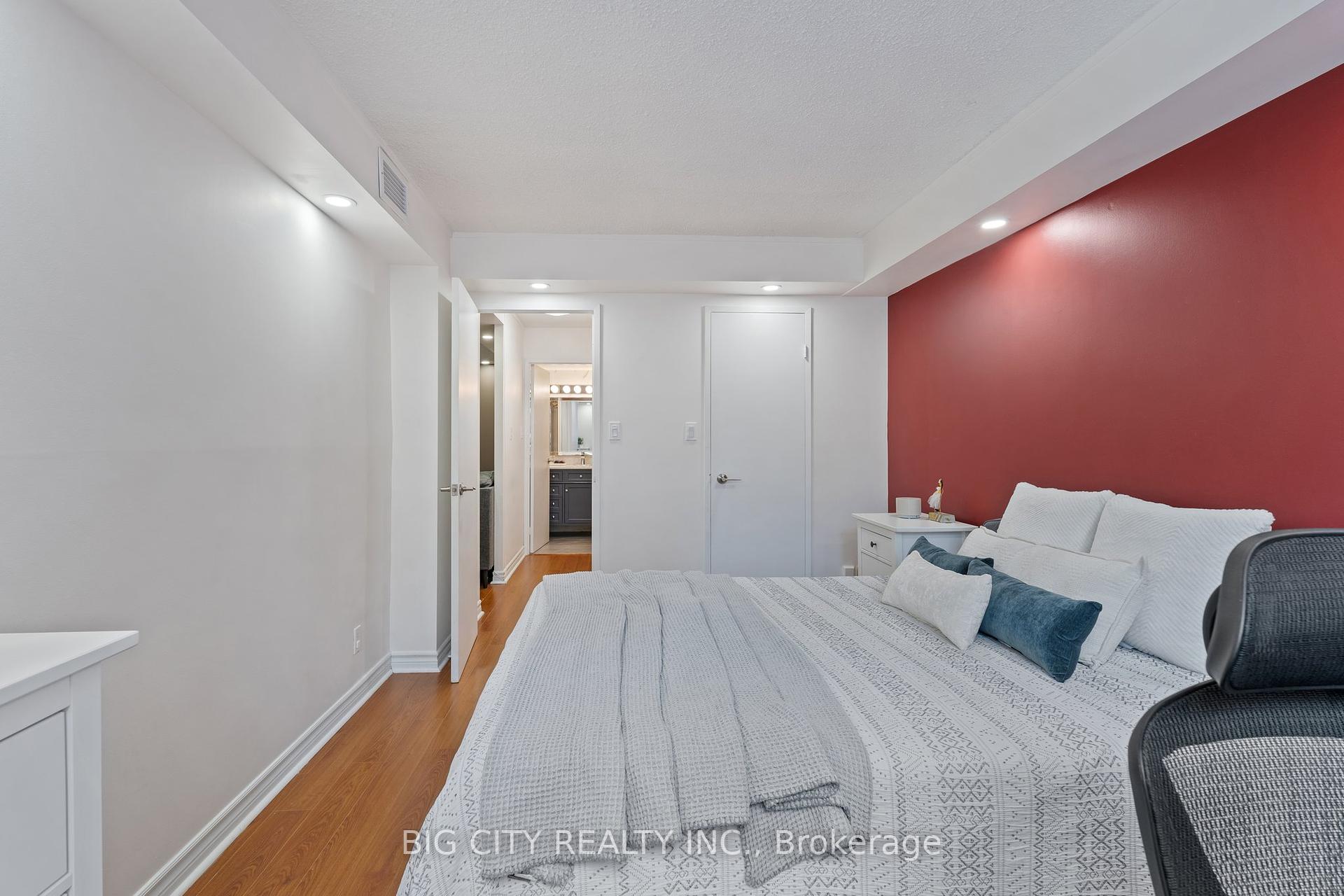 721 - 633 Bay Street, Toronto, ON M5G 2G4