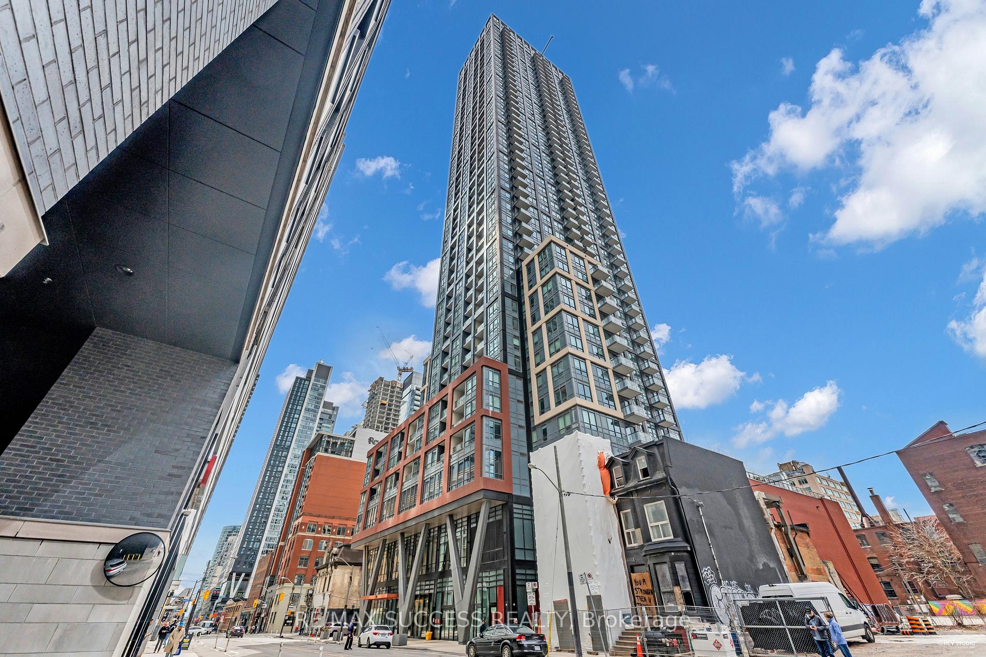 727 - 108 Peter Street, Toronto, ON M5V 0W2