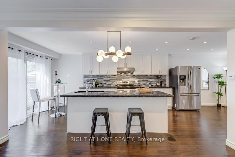 742 Beman Drive, Newmarket, ON L3Y 4Z2