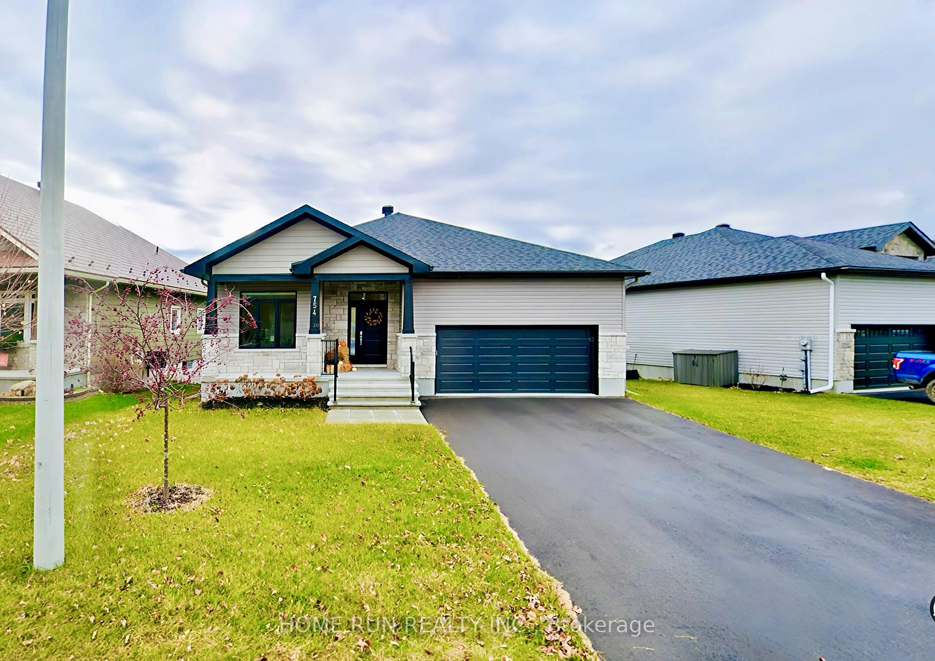 754 Meadowridge Circle, Carp - Huntley Ward, ON K0A 1L0