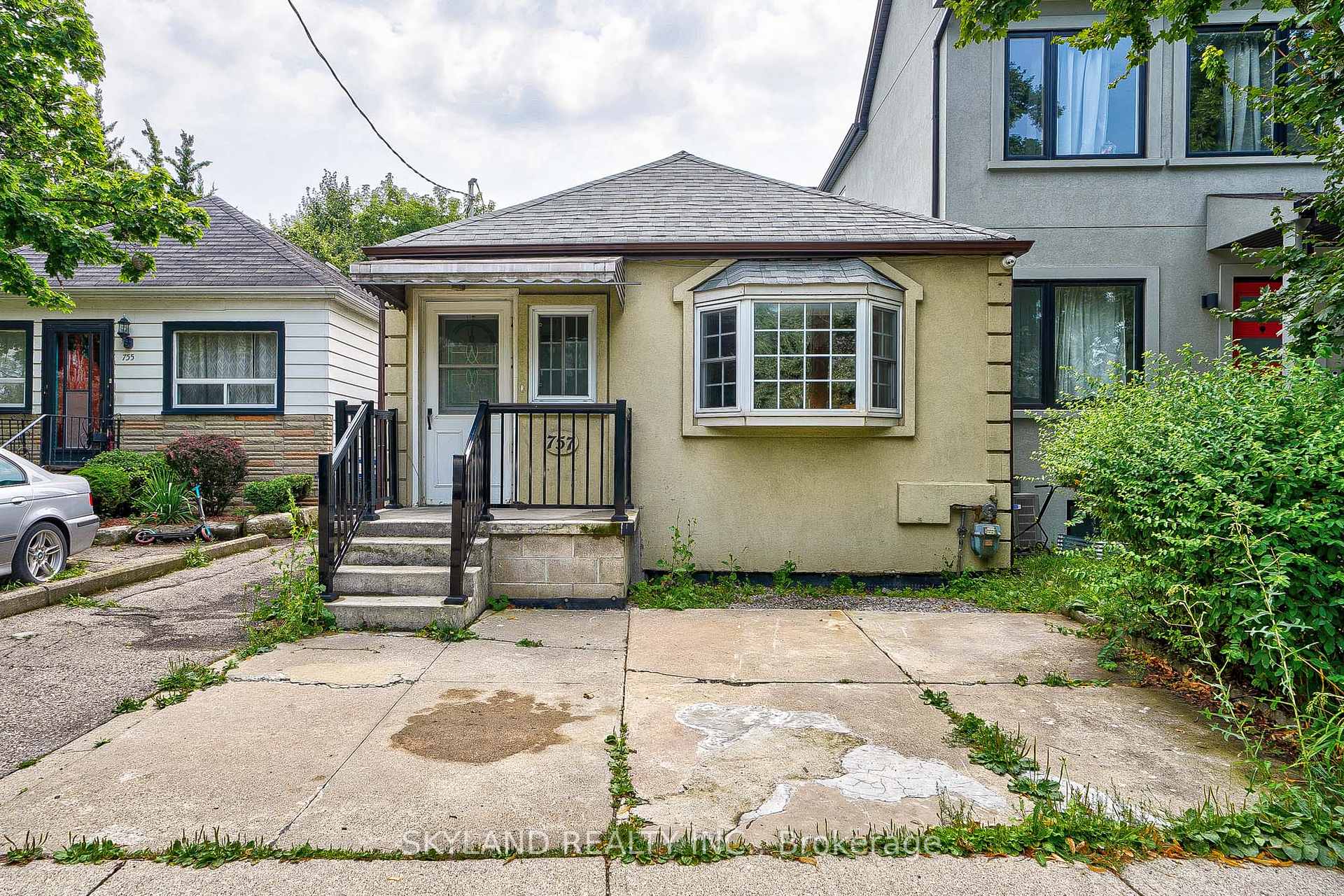757 Oxford Street, Toronto, ON M8Z 1L4
