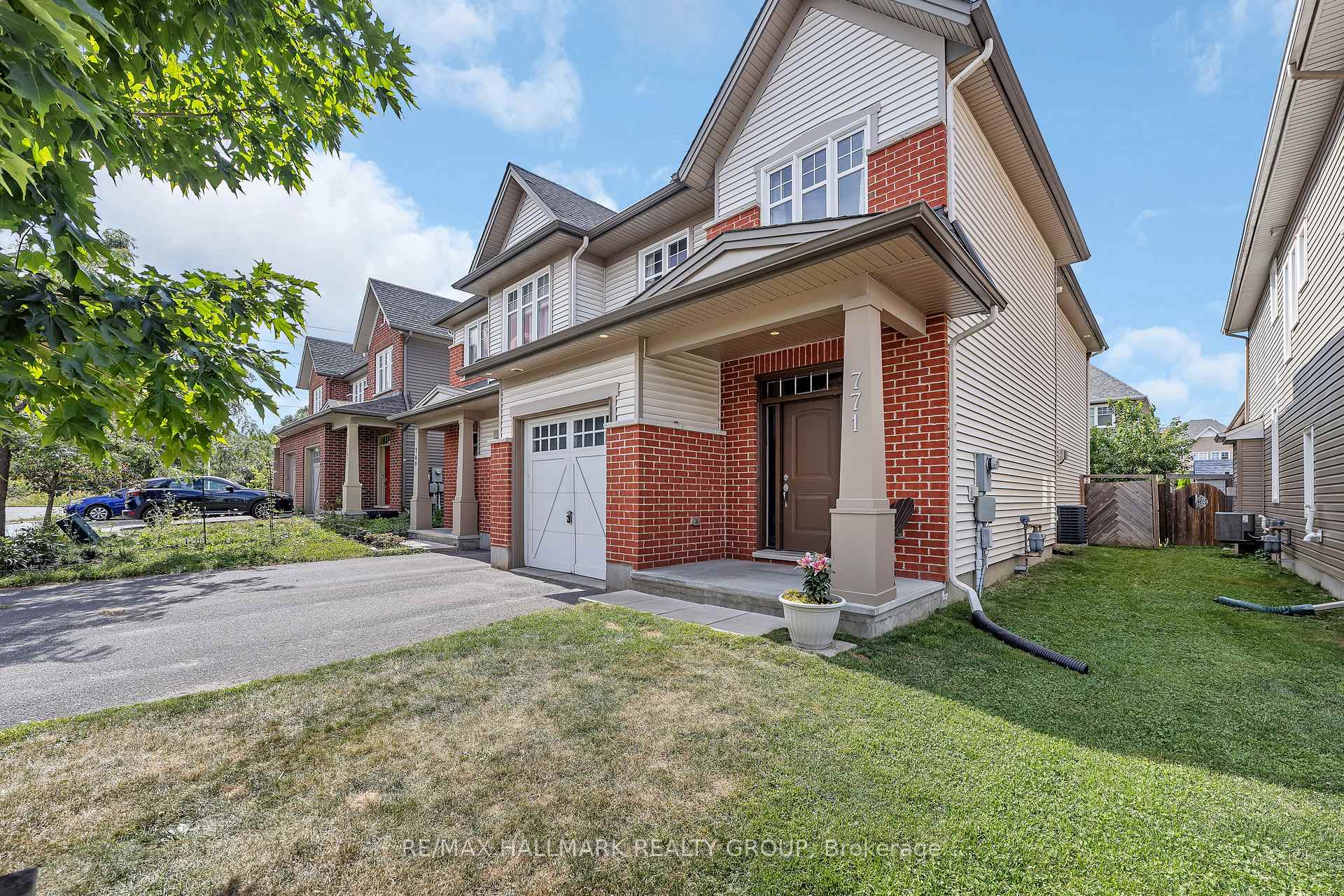 771 Hazelnut Crescent, Blossom Park - Airport and Area, ON K1T 3T8