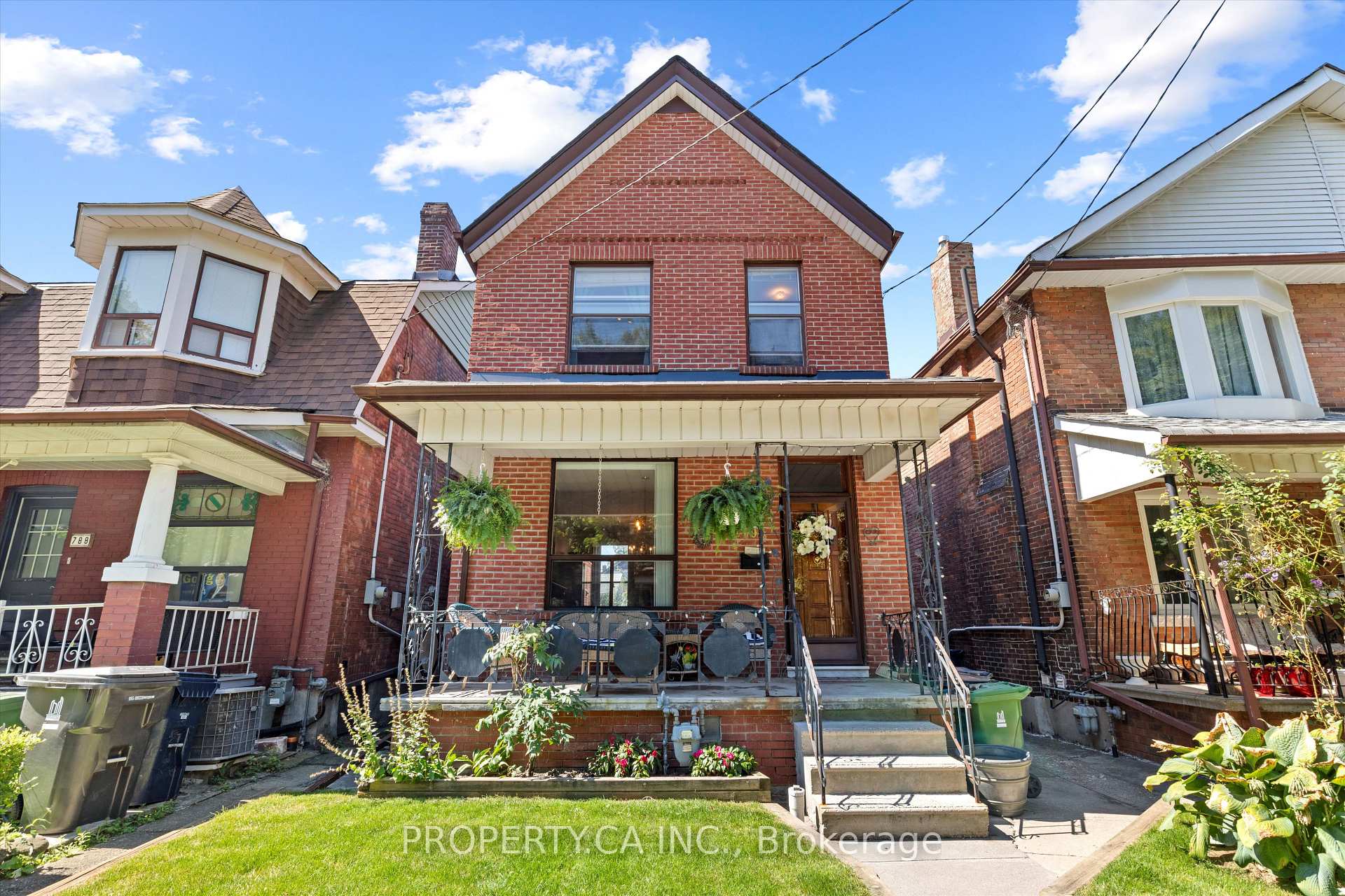 790 Manning Avenue, Toronto, ON M6G 2W6