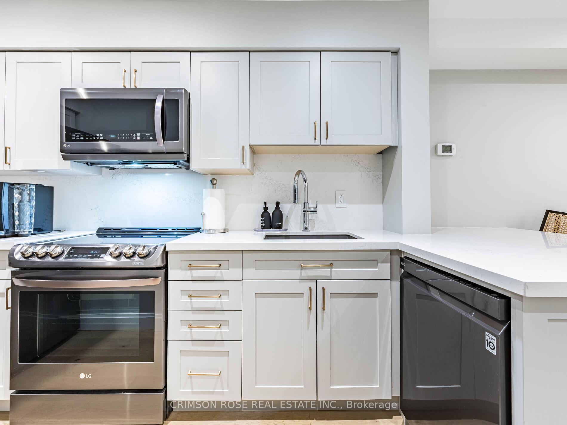 8 - 217 St George Street, Toronto, ON M5R 3S7