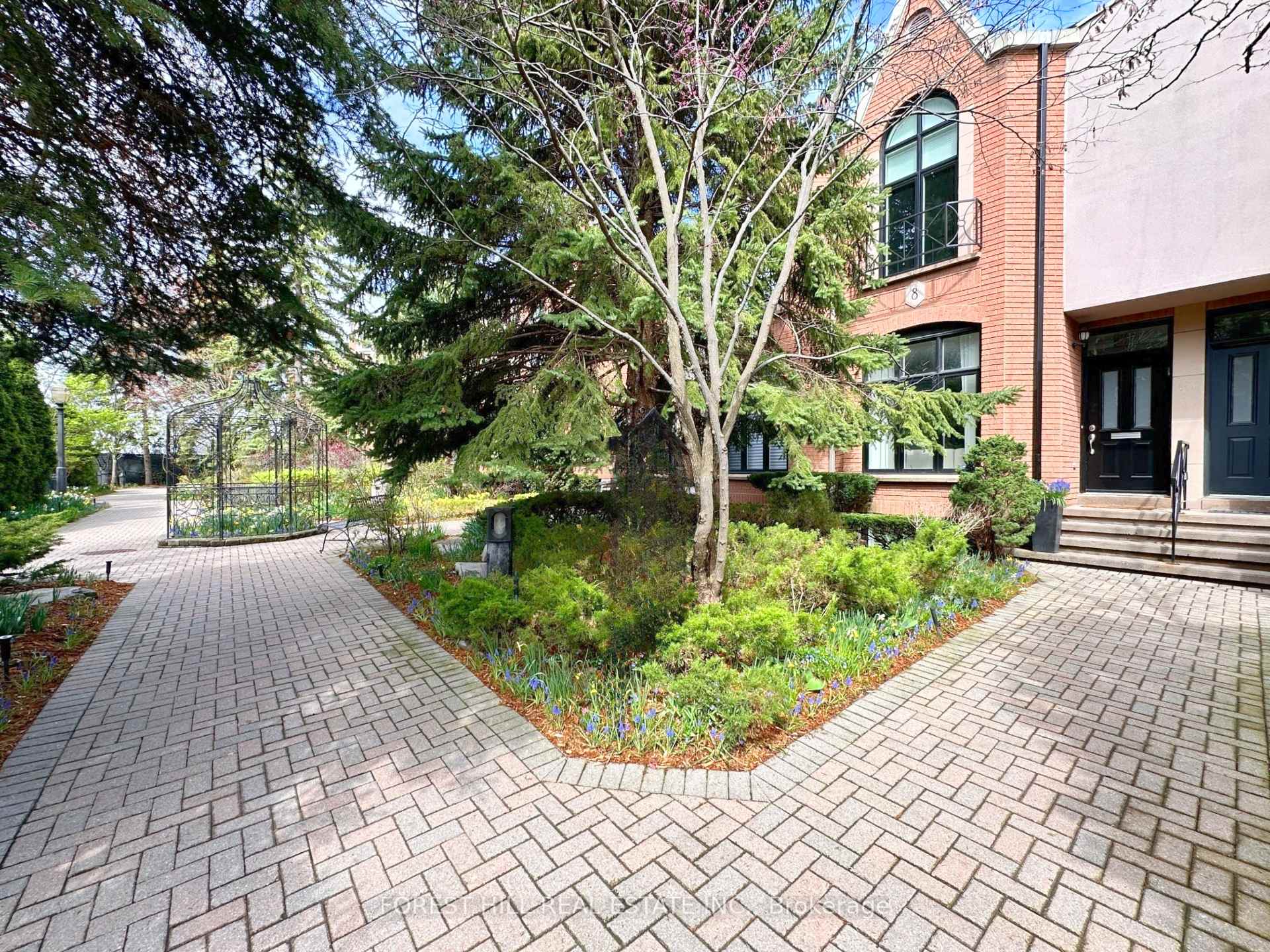 8 Alex Mews, Toronto, ON M5R 3T2