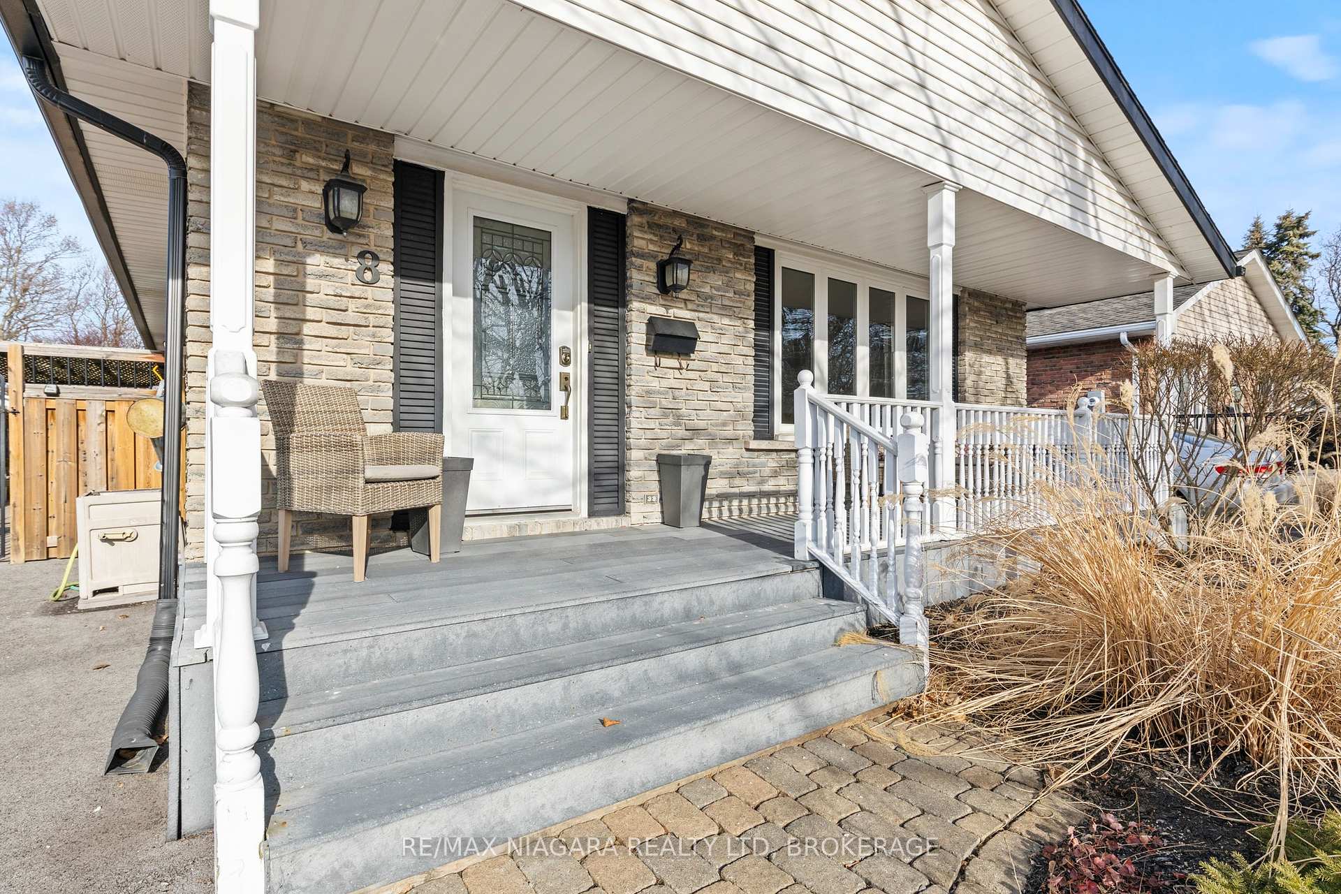8 Carousel Circle, St. Catharines, ON L2N 6E1