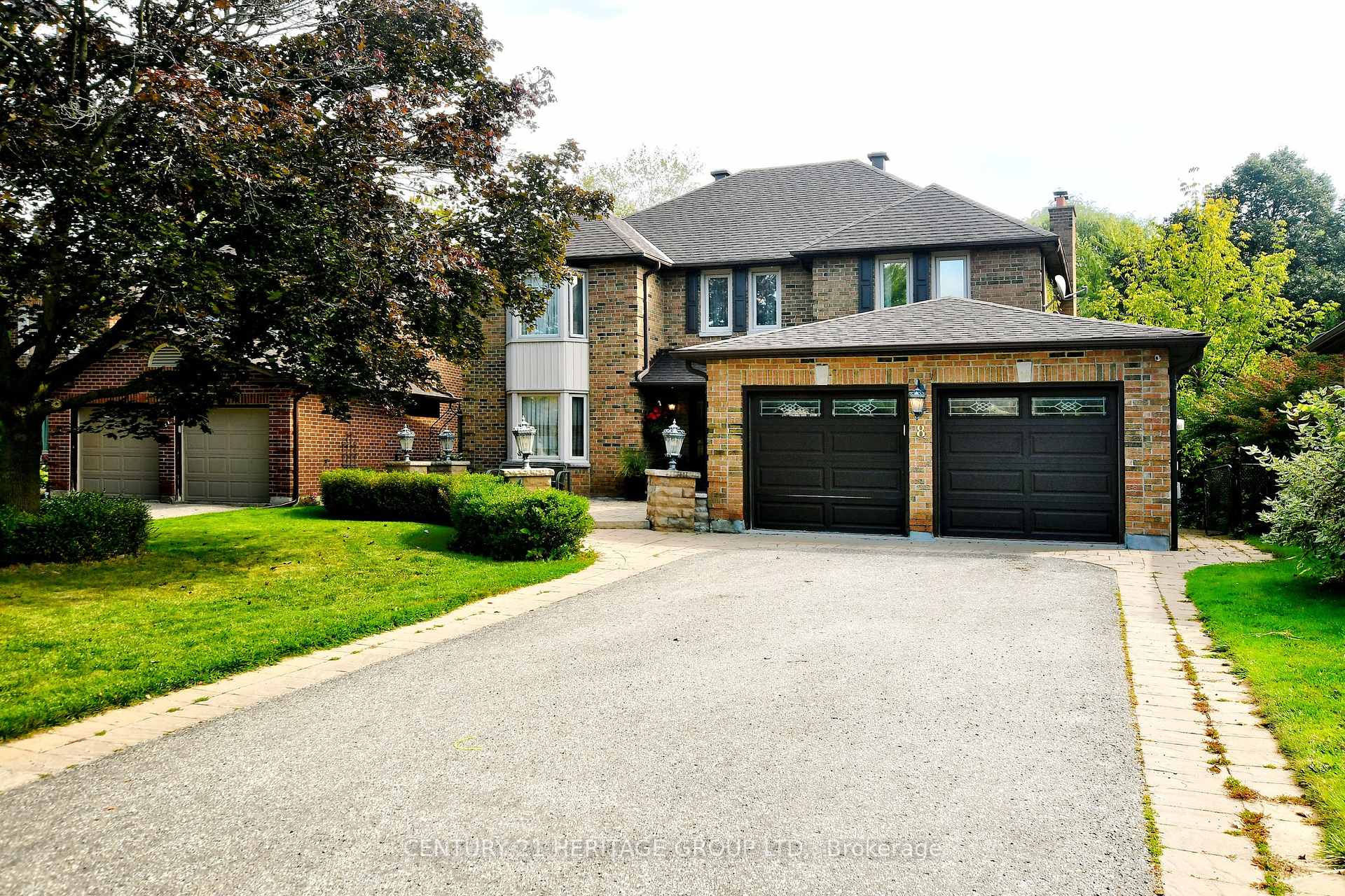 8 Petch Crescent, Aurora, ON L4G 5N7