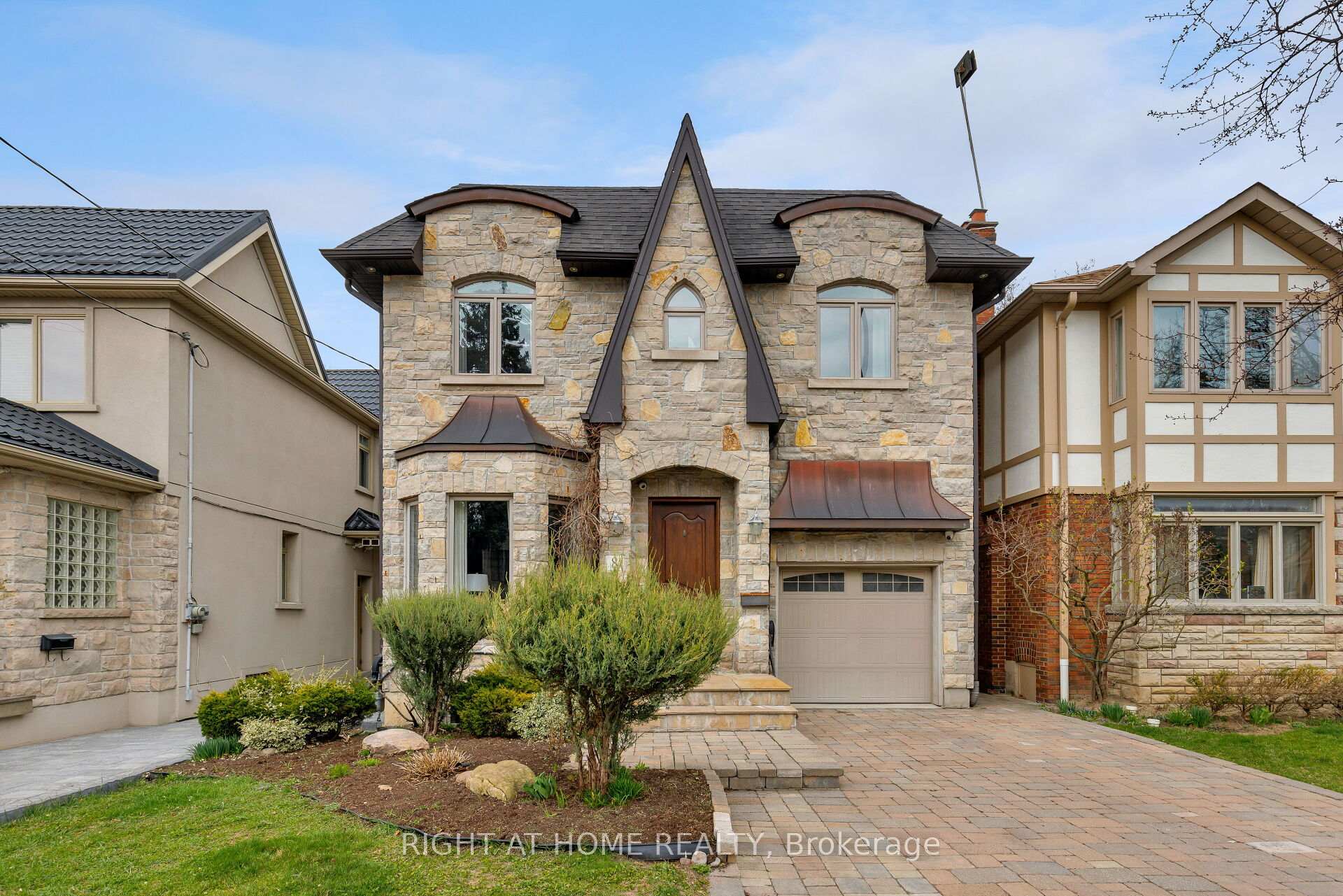 8 Rutherglen Road, Toronto, ON M4G 1L6