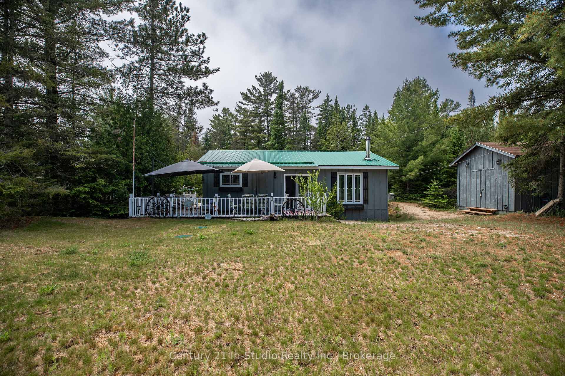 8 Sog Je Wa Sa Drive, Native Leased Lands, ON N0H 2G0