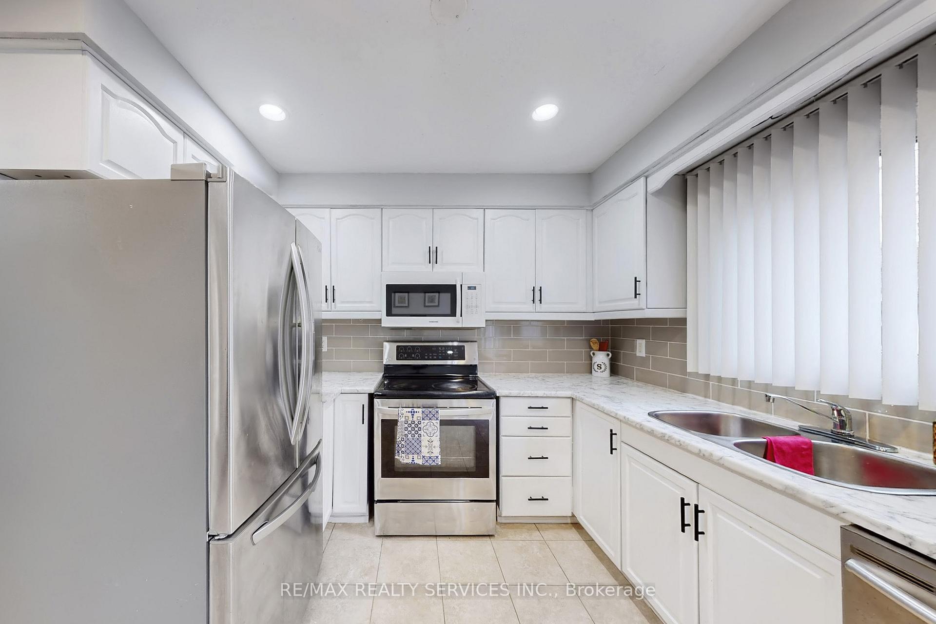 8 Stephensen Court, Brampton, ON L6V 3X8