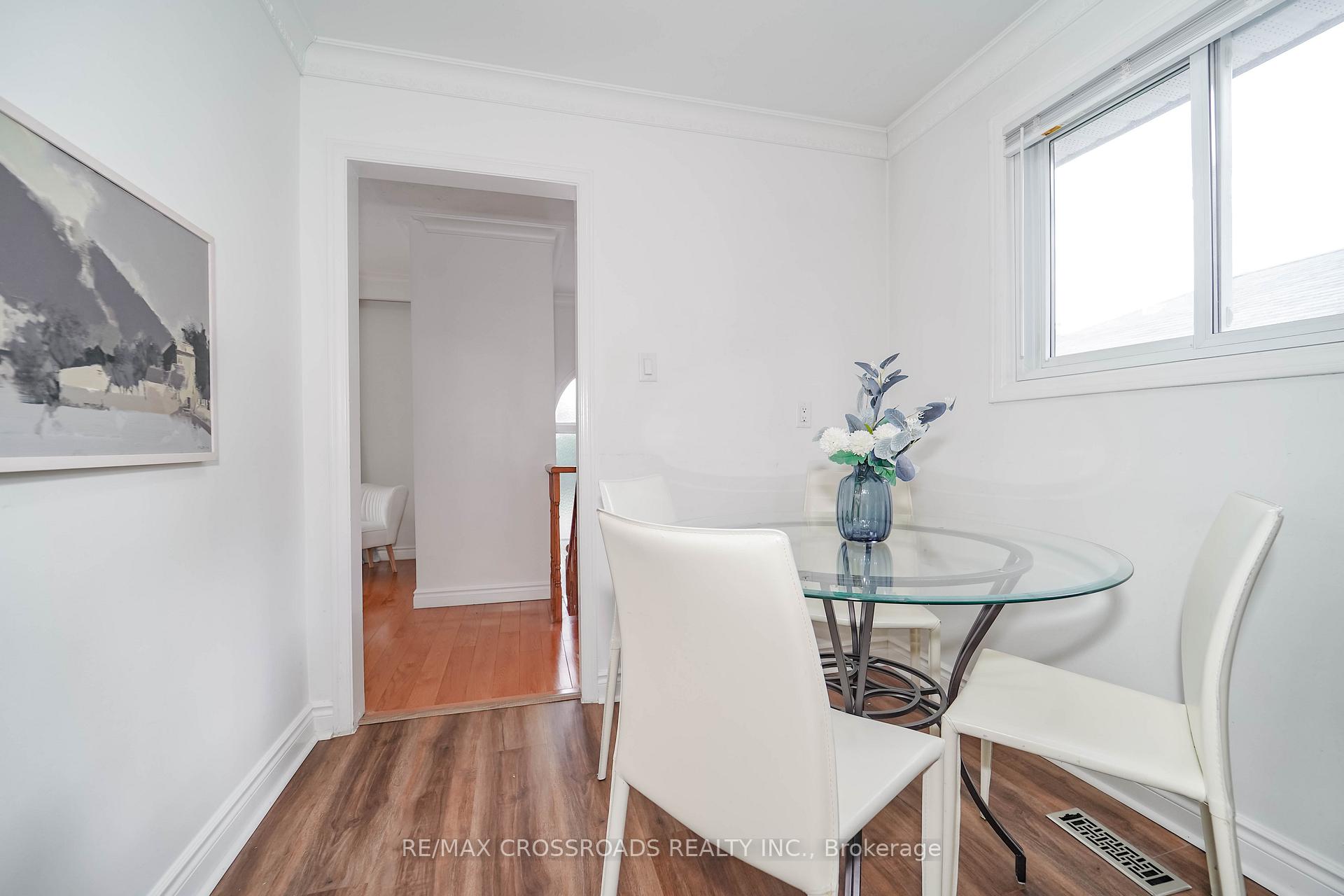 8 Topaz Gate, Toronto, ON M2M 2Z7