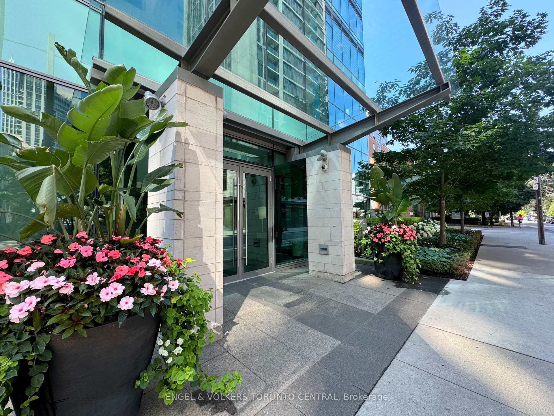 802 - 77 Charles Street W, Toronto, ON M5S 0B2