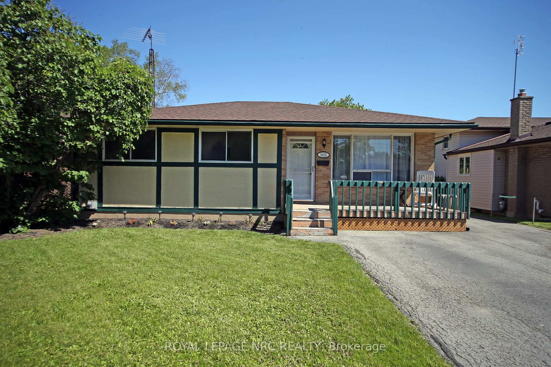8025 Thorton Street, Niagara Falls, ON L2H 2C2
