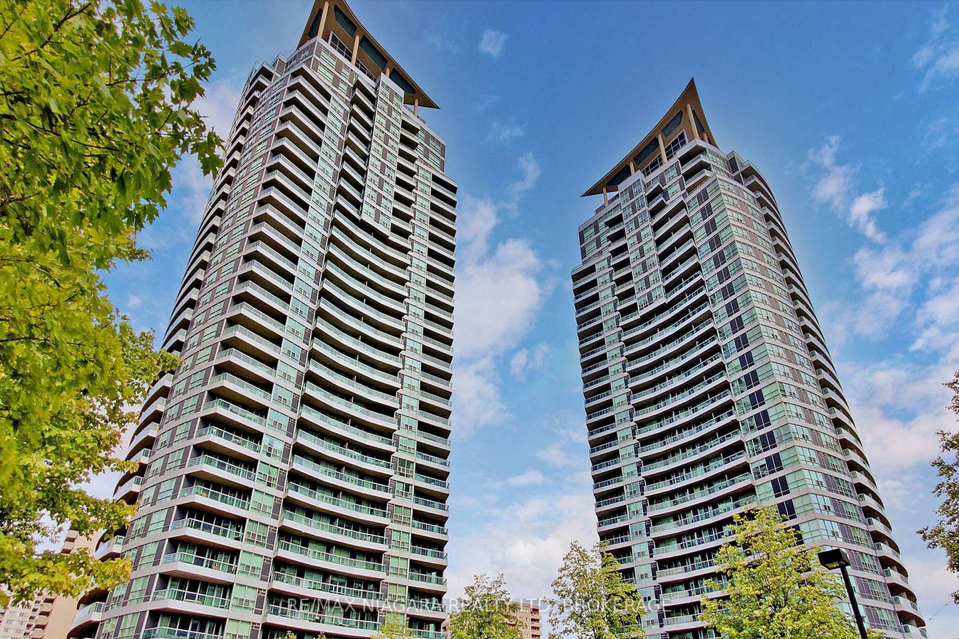 807 - 1 Elm Drive, Mississauga, ON L5B 4M1