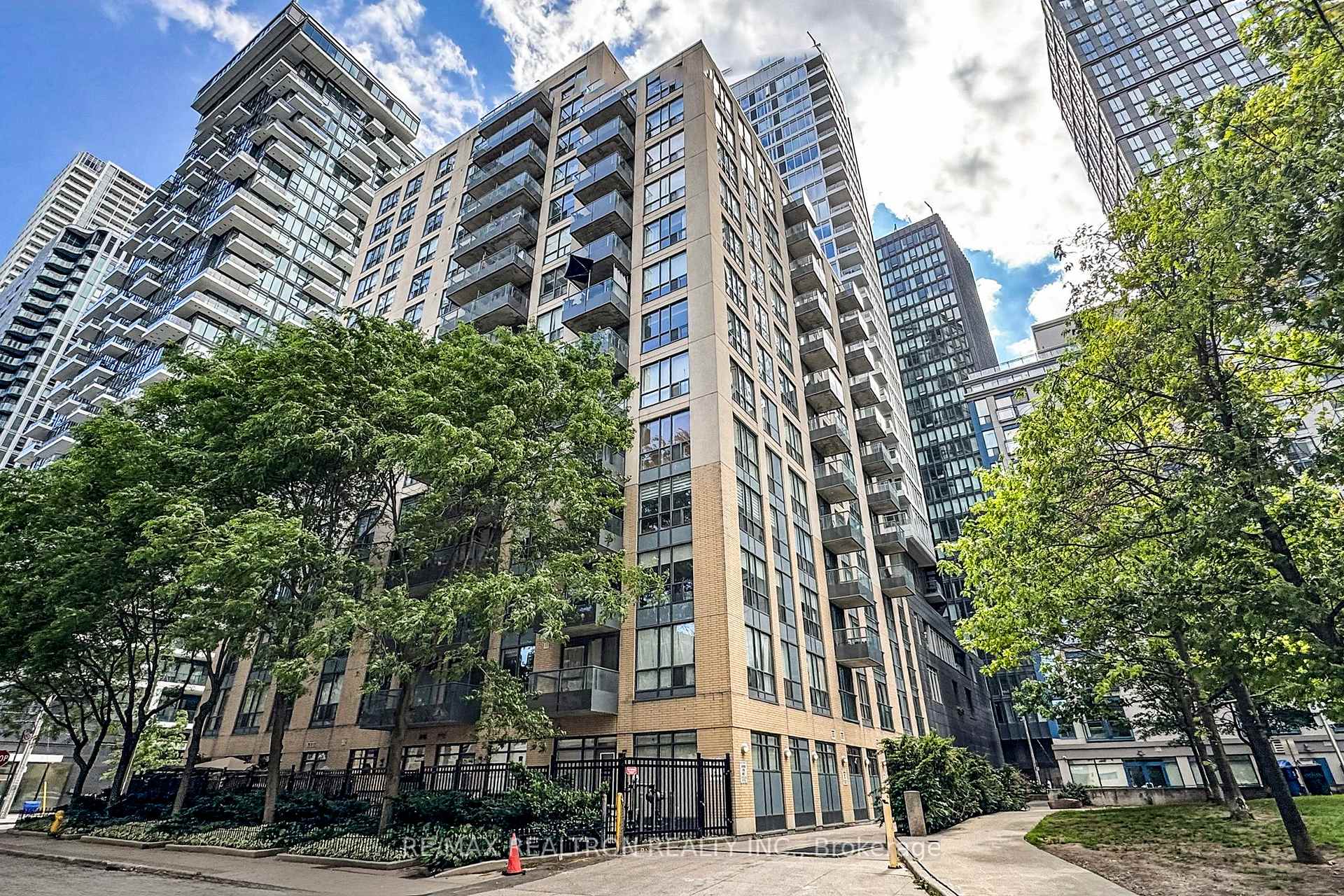 808 - 76 Shuter Street, Toronto, ON M5B 2N2