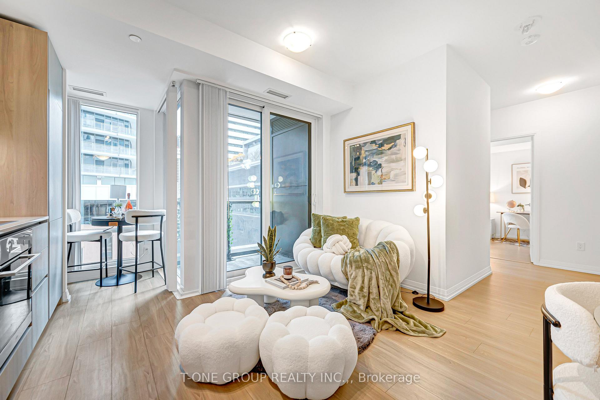 808 - 8 WIDMER Street, Toronto, ON M5V 2E7