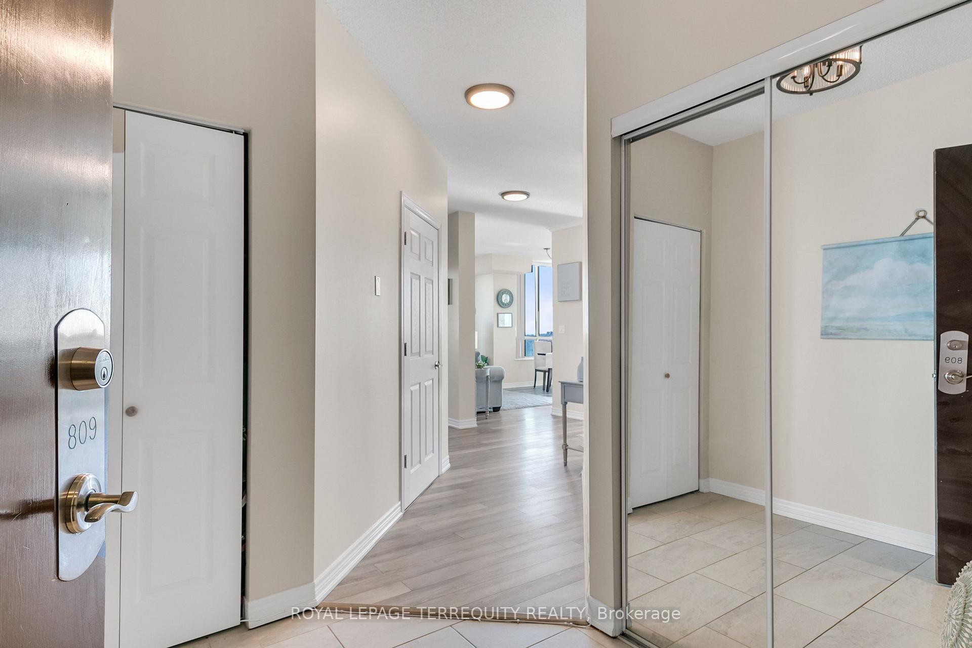 809 - 1359 Rathburn Road E, Mississauga, ON L4W 5P7