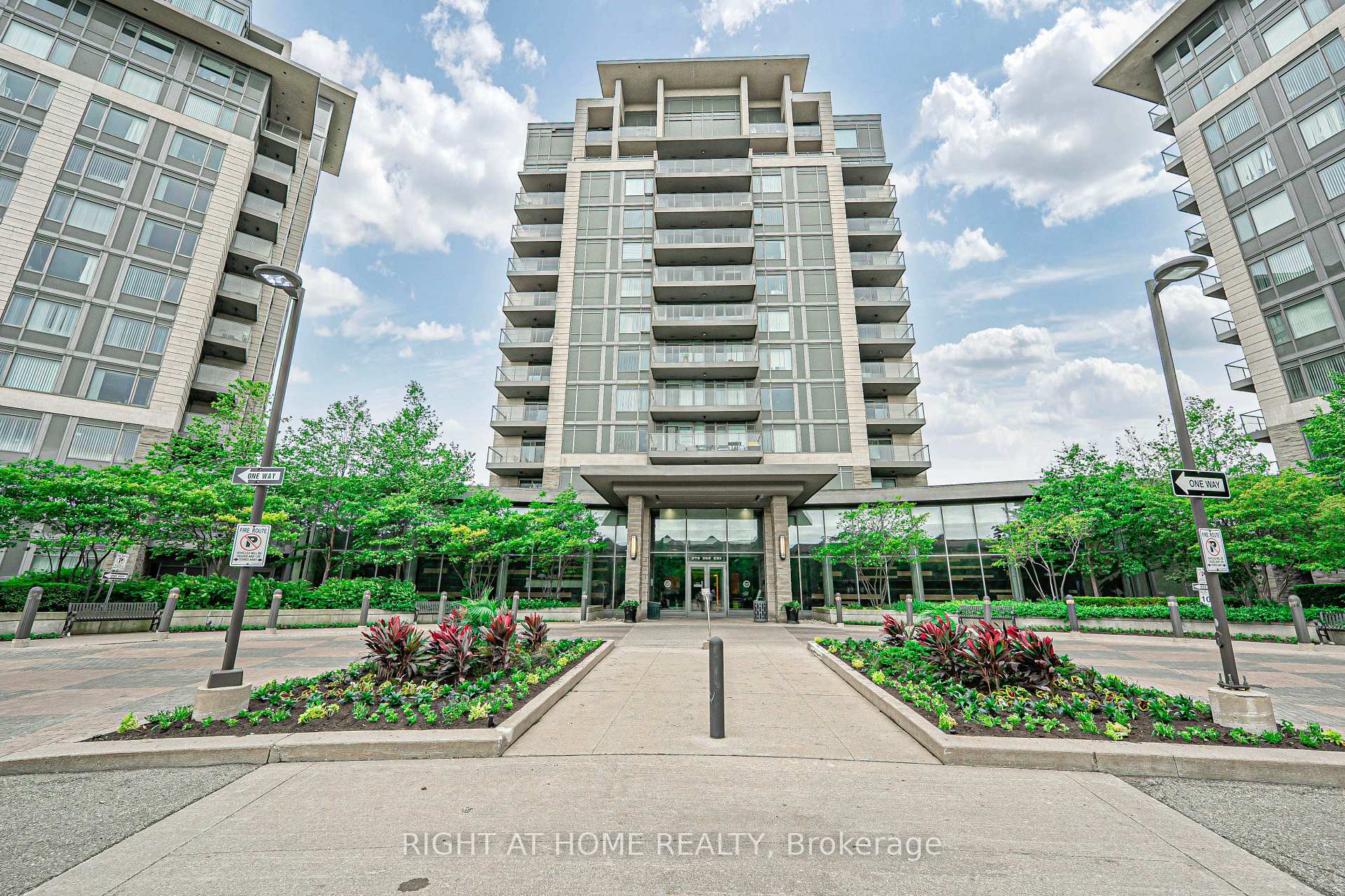 809 - 273 South Park Road, Markham, ON L3T 0B5