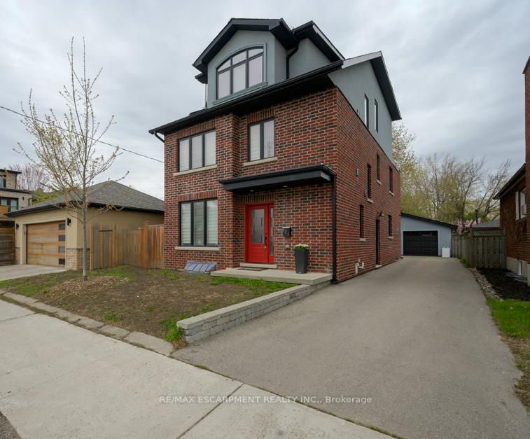 820 Cosburn Avenue, Toronto, ON M4C 2W1