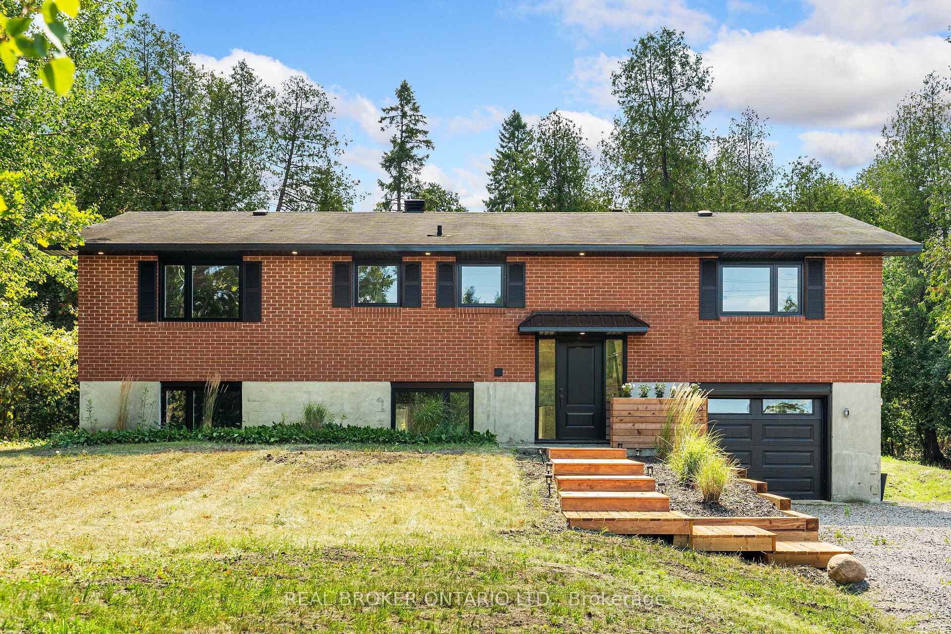 833 Beavertail Road, Carp - Huntley Ward, ON K0A 1L0