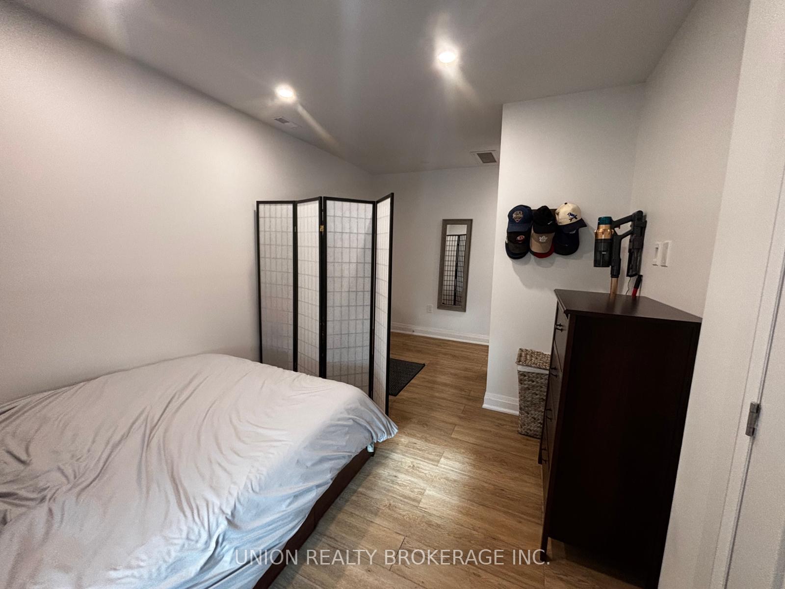 11 - 85 Beech Avenue, Toronto, ON M4E 3H5