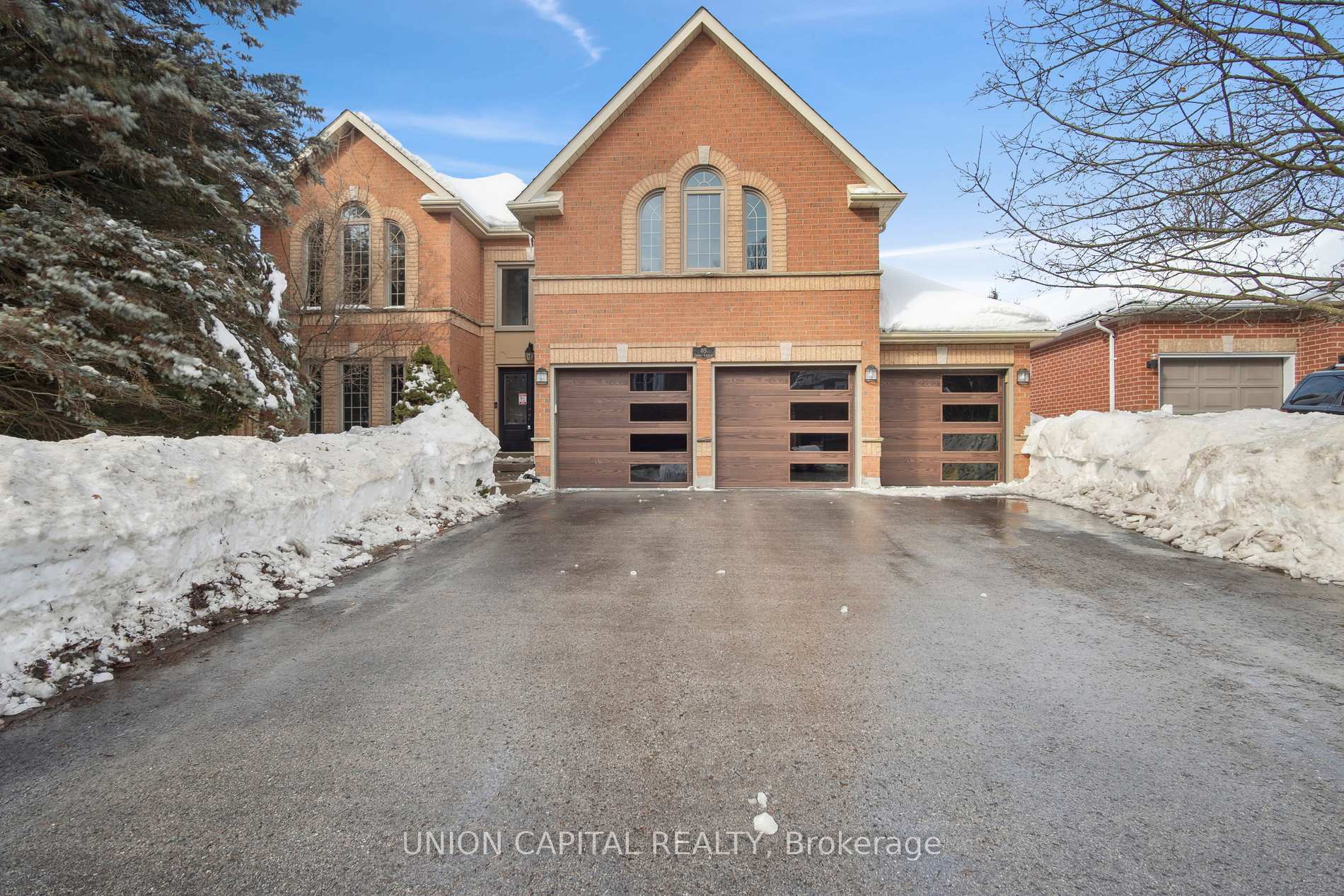 85 Charing Crescent, Aurora, ON L4G 6P5