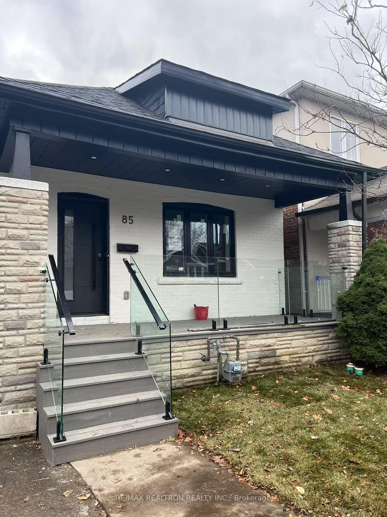 Upper - 85 Springdale Boulevard, Toronto, ON M4J 1W6