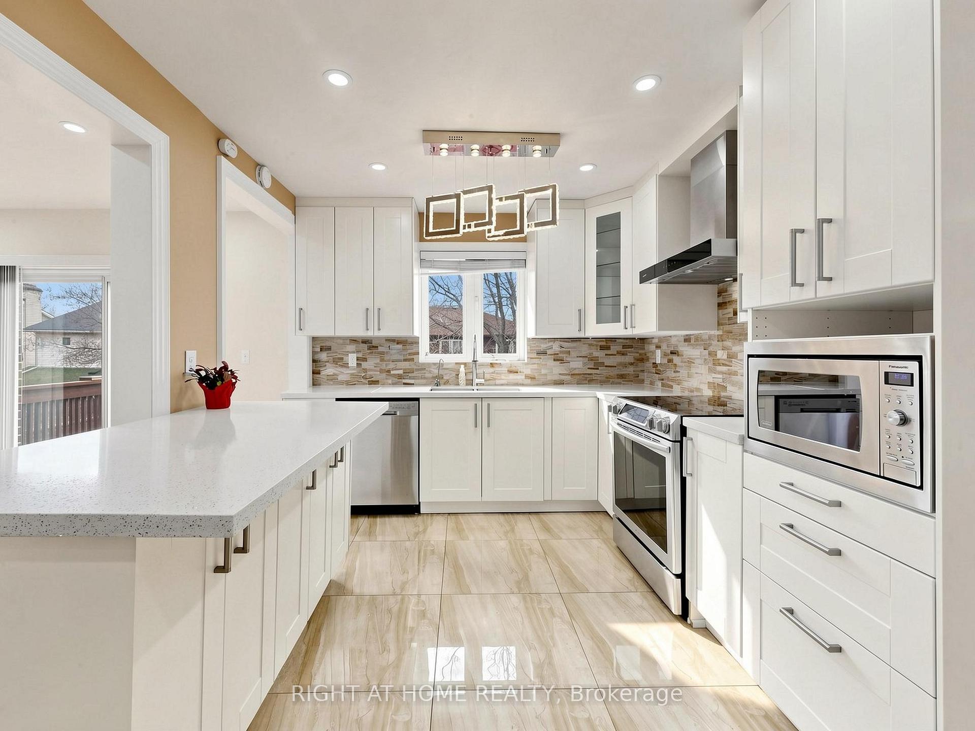 86 Howlett Avenue, Newmarket, ON L3Y 5S5