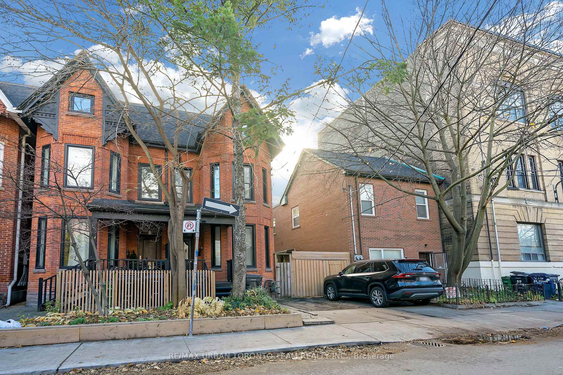 Upper - 87 Oxford Street, Toronto, ON M5T 1P2