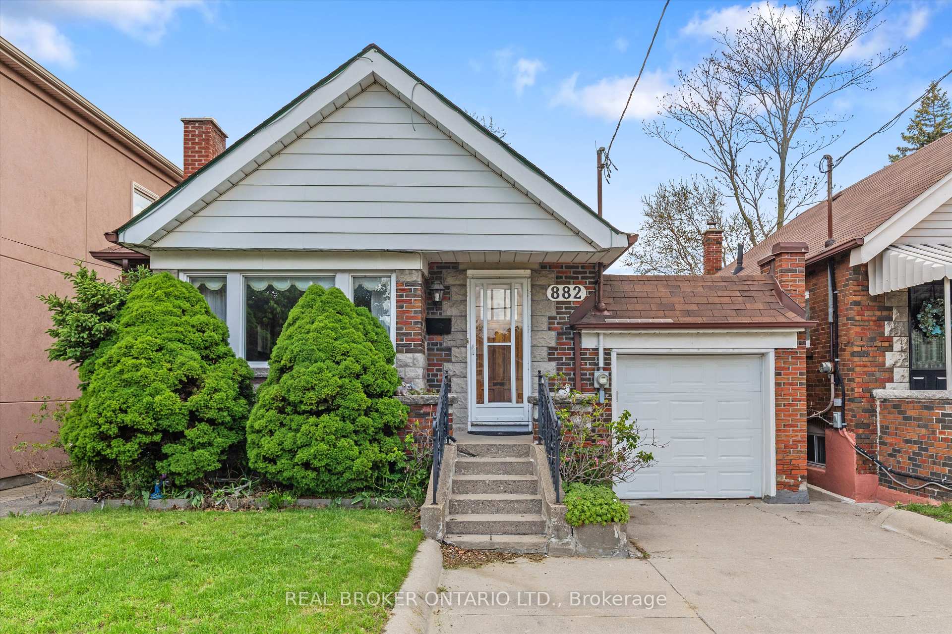882 Coxwell Avenue, Toronto, ON M4C 3G2