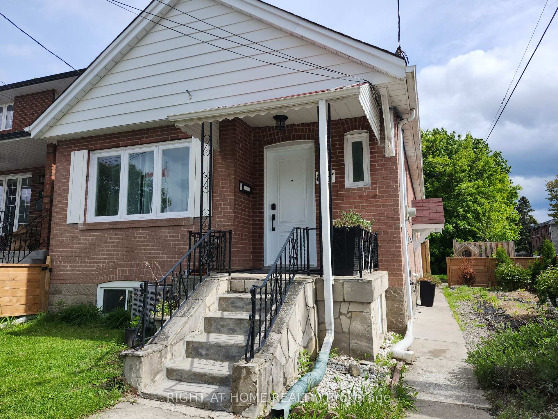 887 Cosburn Avenue, Toronto, ON M4C 2W5