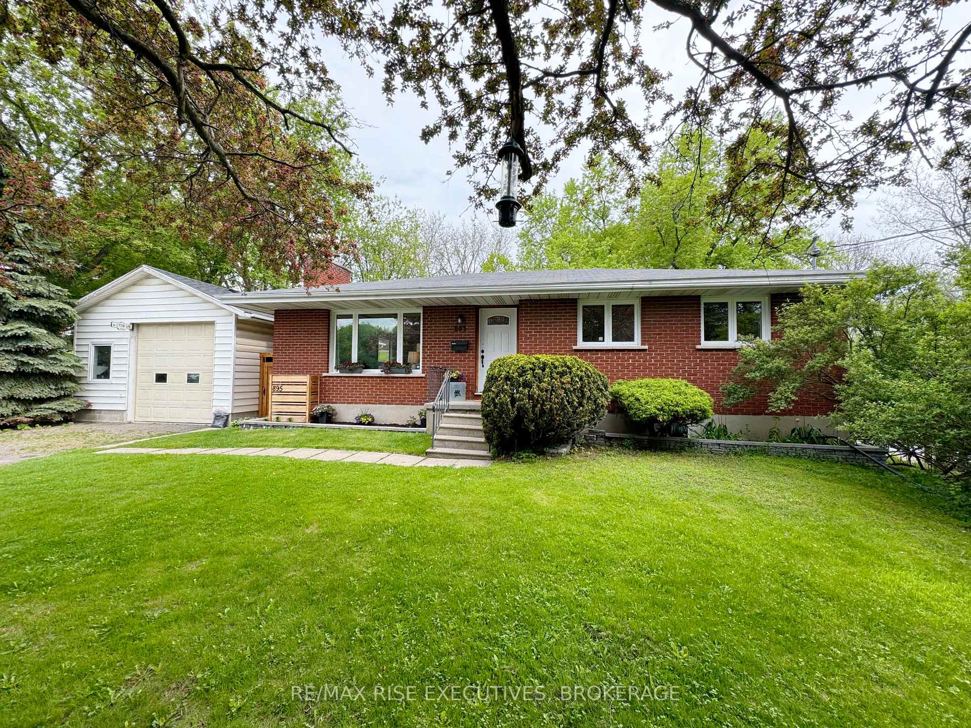 895 Purdy's Court, Kingston, ON K7M 3N1